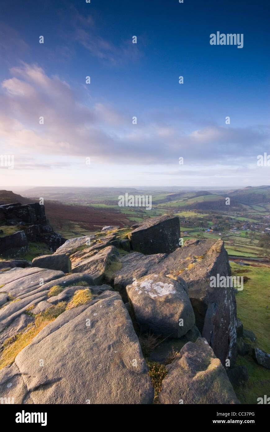 Derbyshire Landscape Scenery at Curbar Edge in the Peak District ...