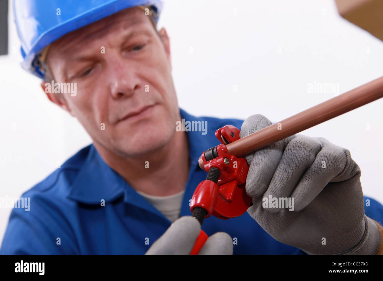 plumber cutting a copper pipe with a pipe cutter Stock Photo - Alamy
