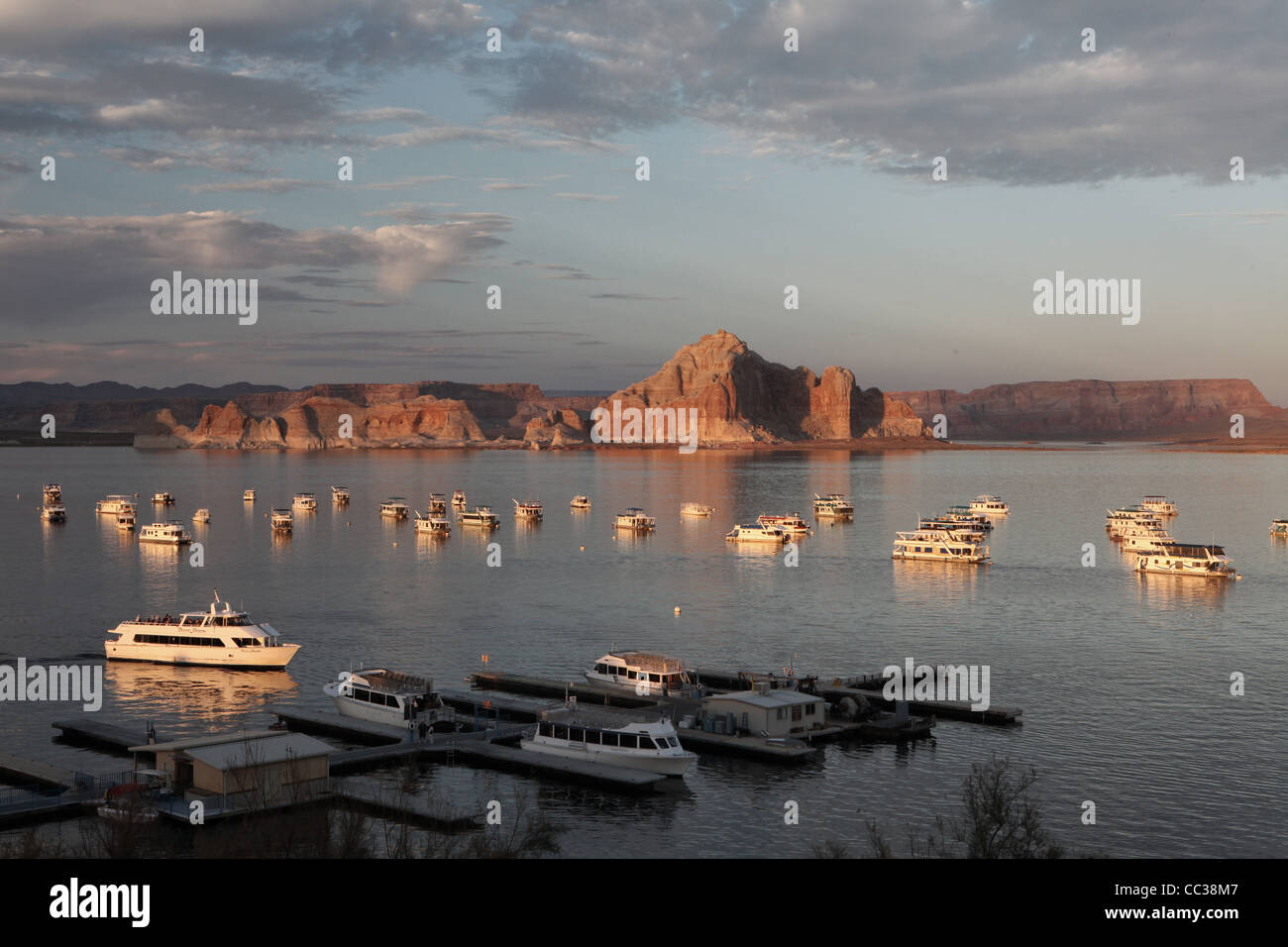 Sunset view from Lake Powell Resort over Lake Powell Stock Photo - Alamy