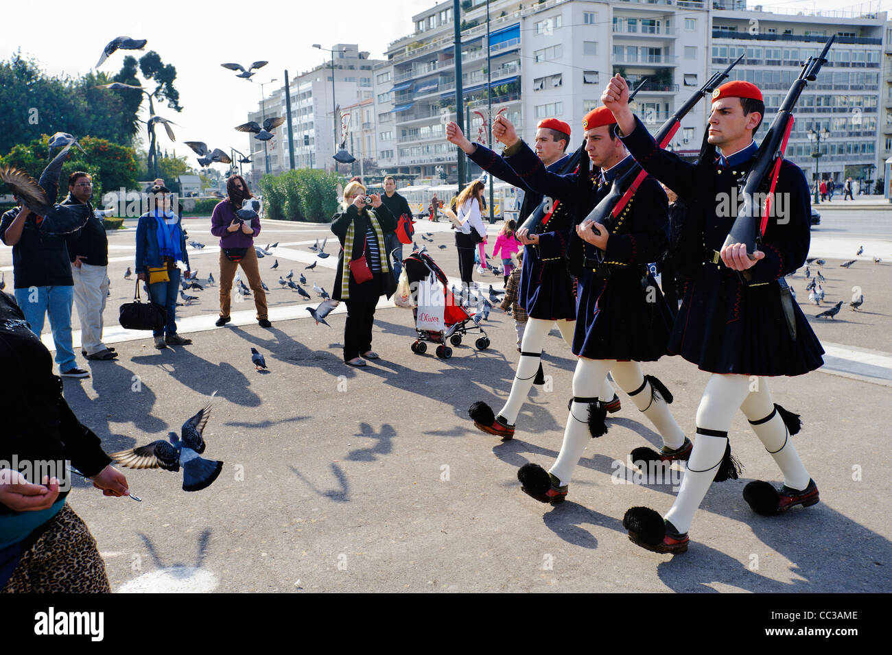 Evzones soldiers changing guard hi-res stock photography and images - Alamy