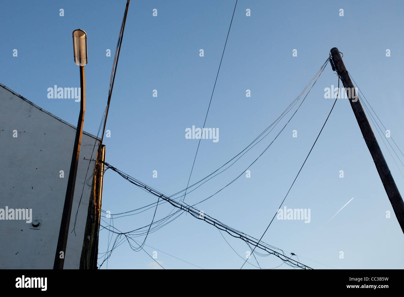 Overhead wires hi-res stock photography and images - Alamy