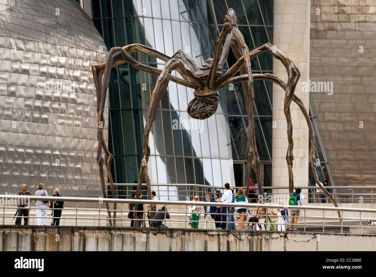 Maman by Louise Bourgeois,the spider. Guggenheim museum with Titanium ...