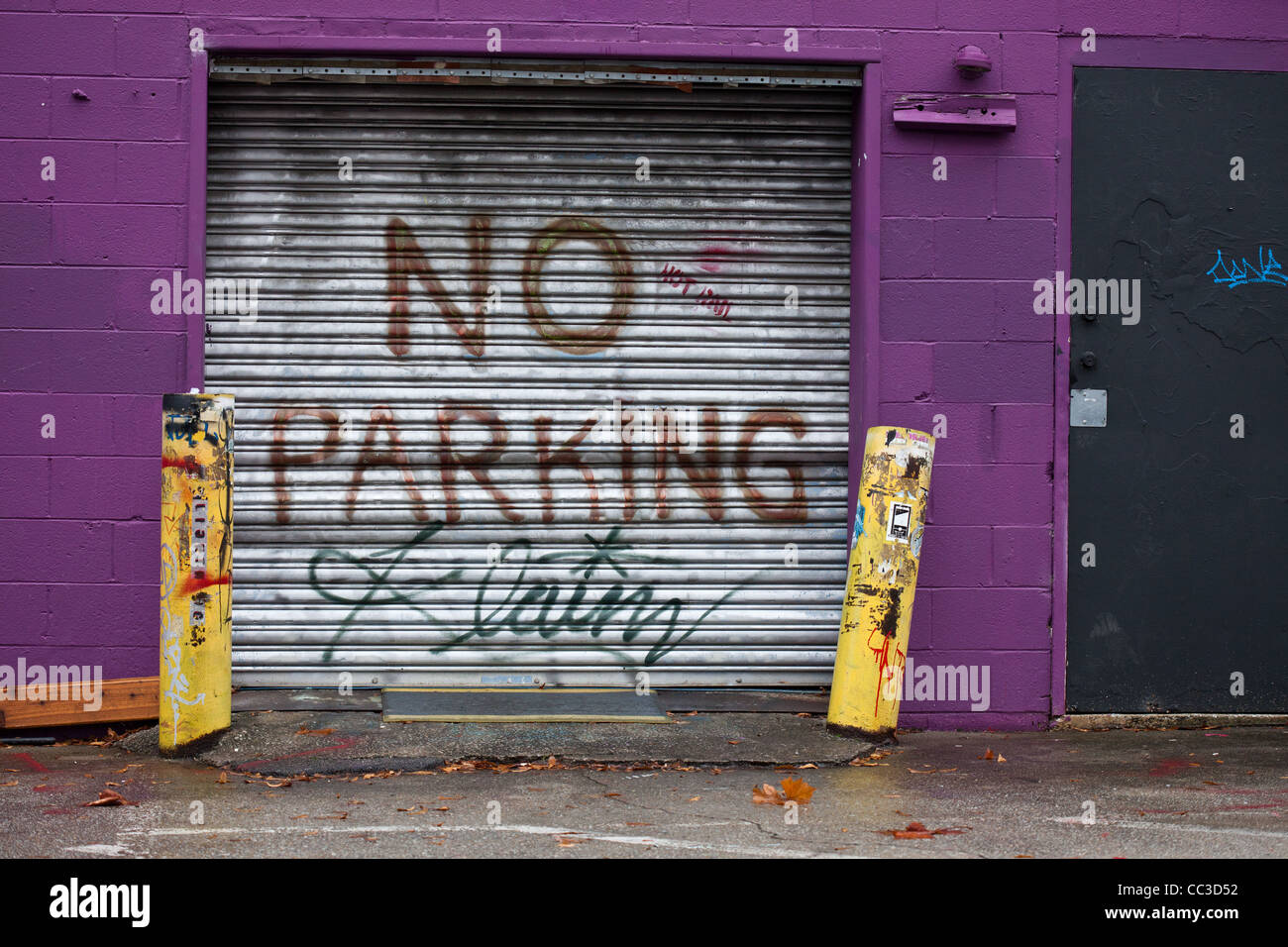 No Parking graffiti sign in Atlanta, Georgia Stock Photo - Alamy