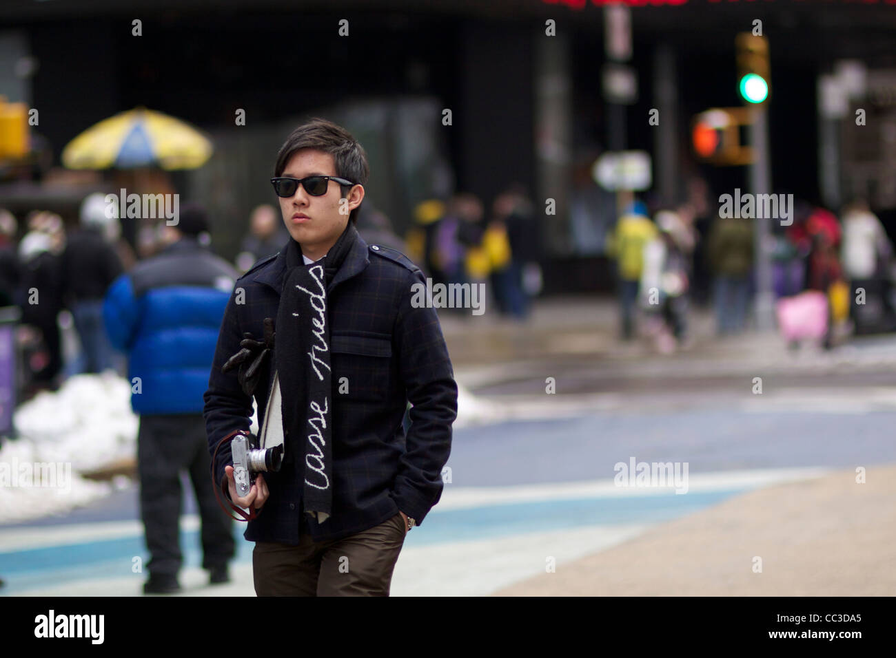 NYC street Manhattan Broadway people walking Stock Photo - Alamy