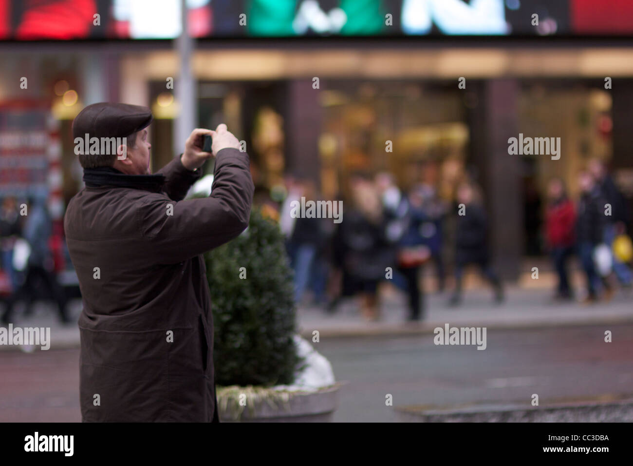 NYC street Manhattan Broadway people walking Stock Photo - Alamy