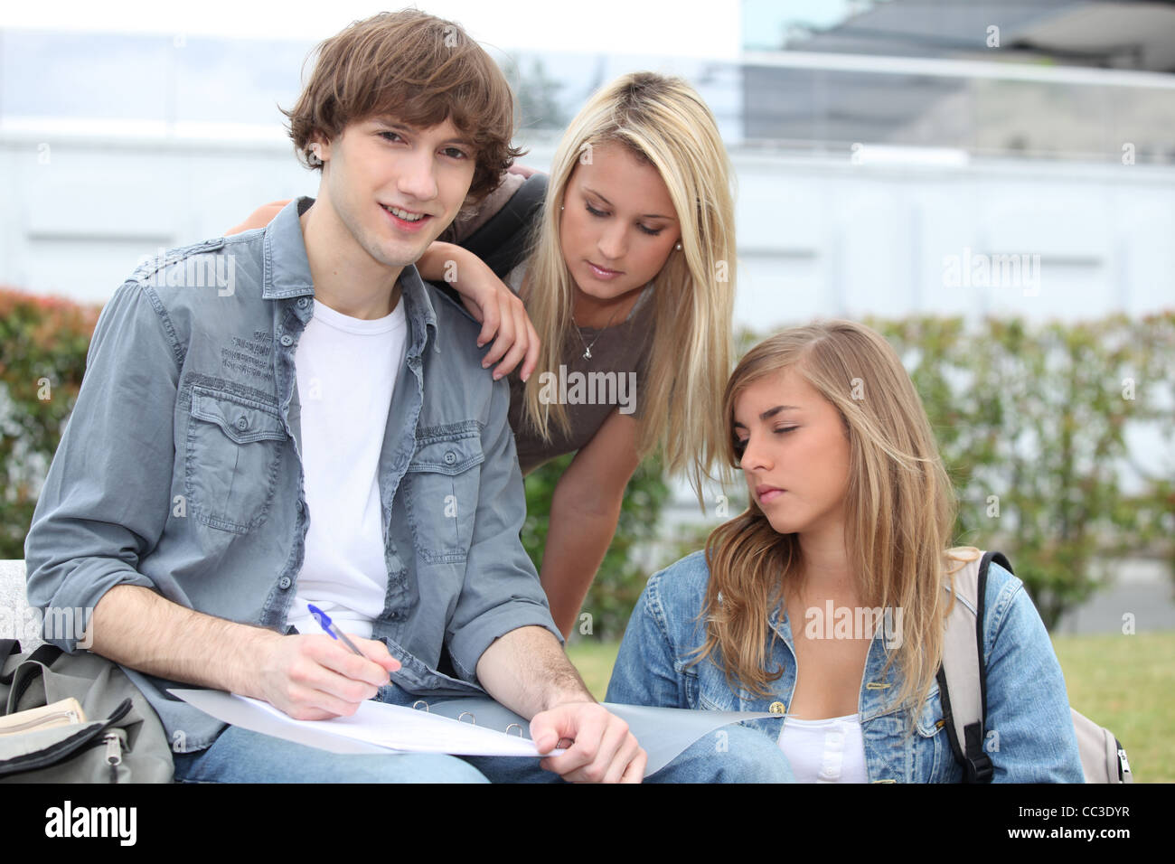 Pupils outside college hi-res stock photography and images - Alamy