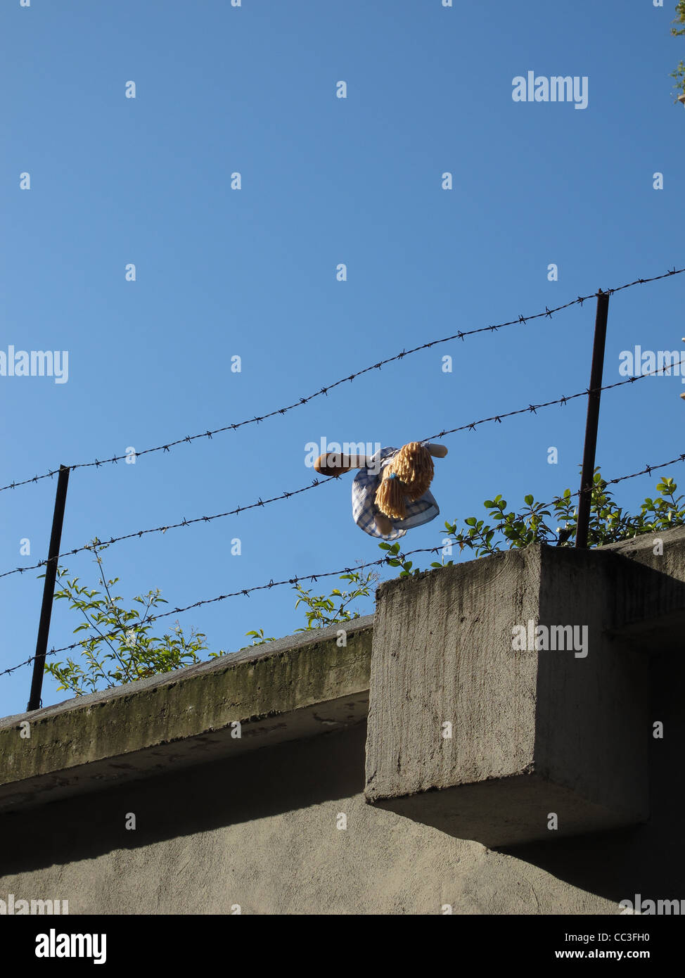 Child stuck fence hi-res stock photography and images - Alamy
