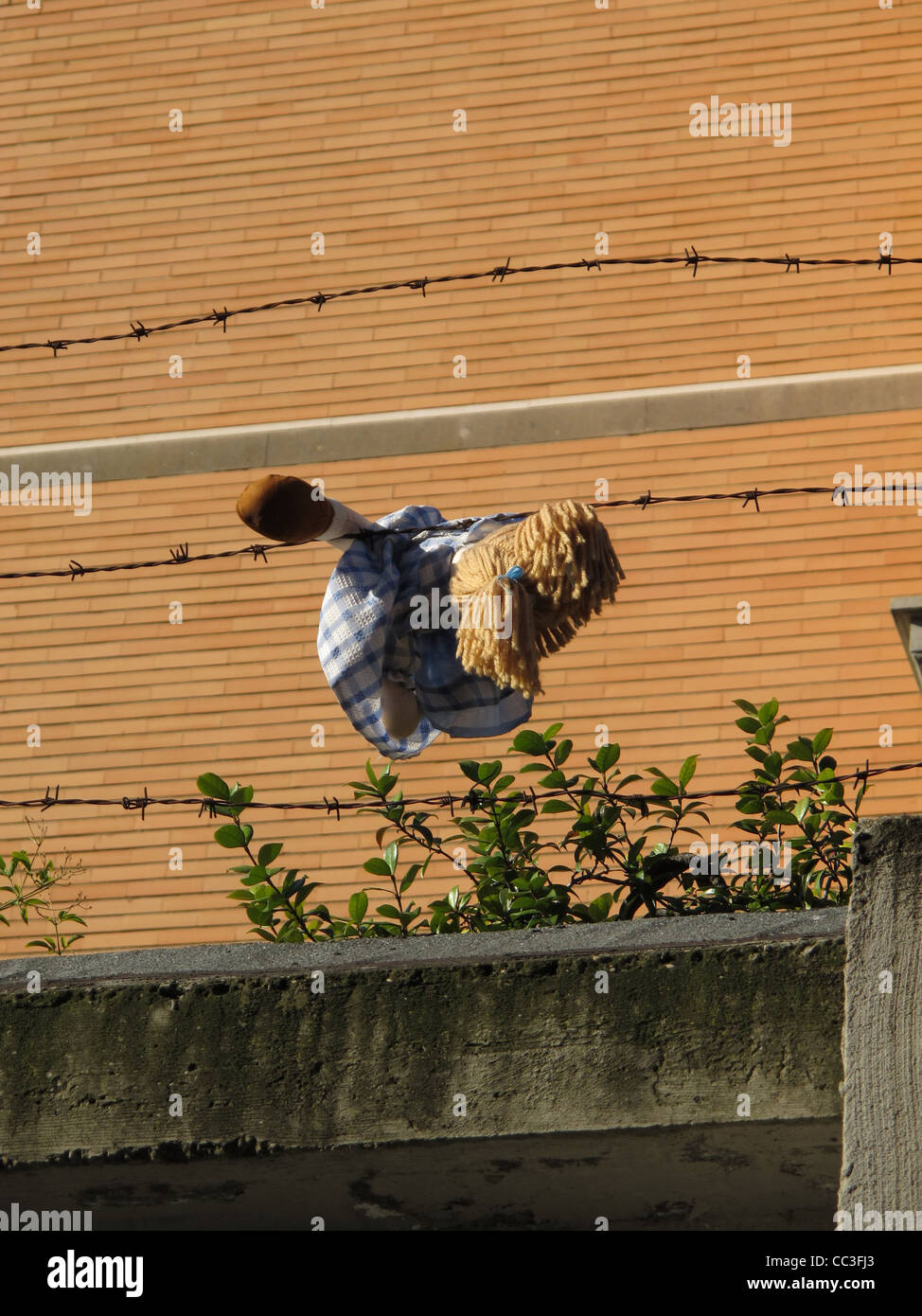Child stuck fence hi-res stock photography and images - Alamy