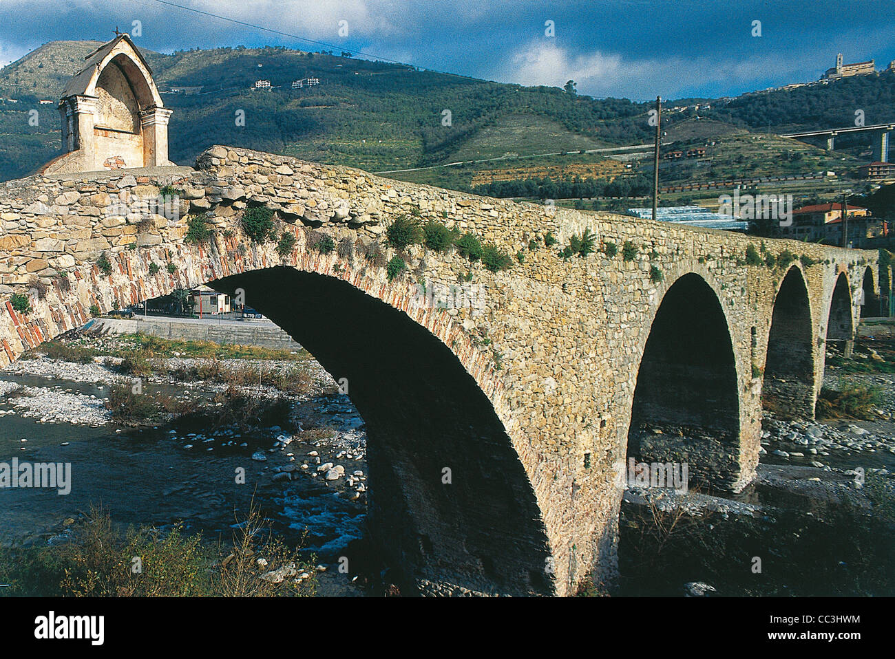 Middle ages bridge hi-res stock photography and images - Alamy