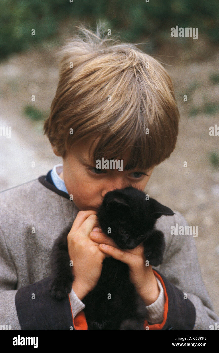 Child with a cat hi-res stock photography and images - Alamy