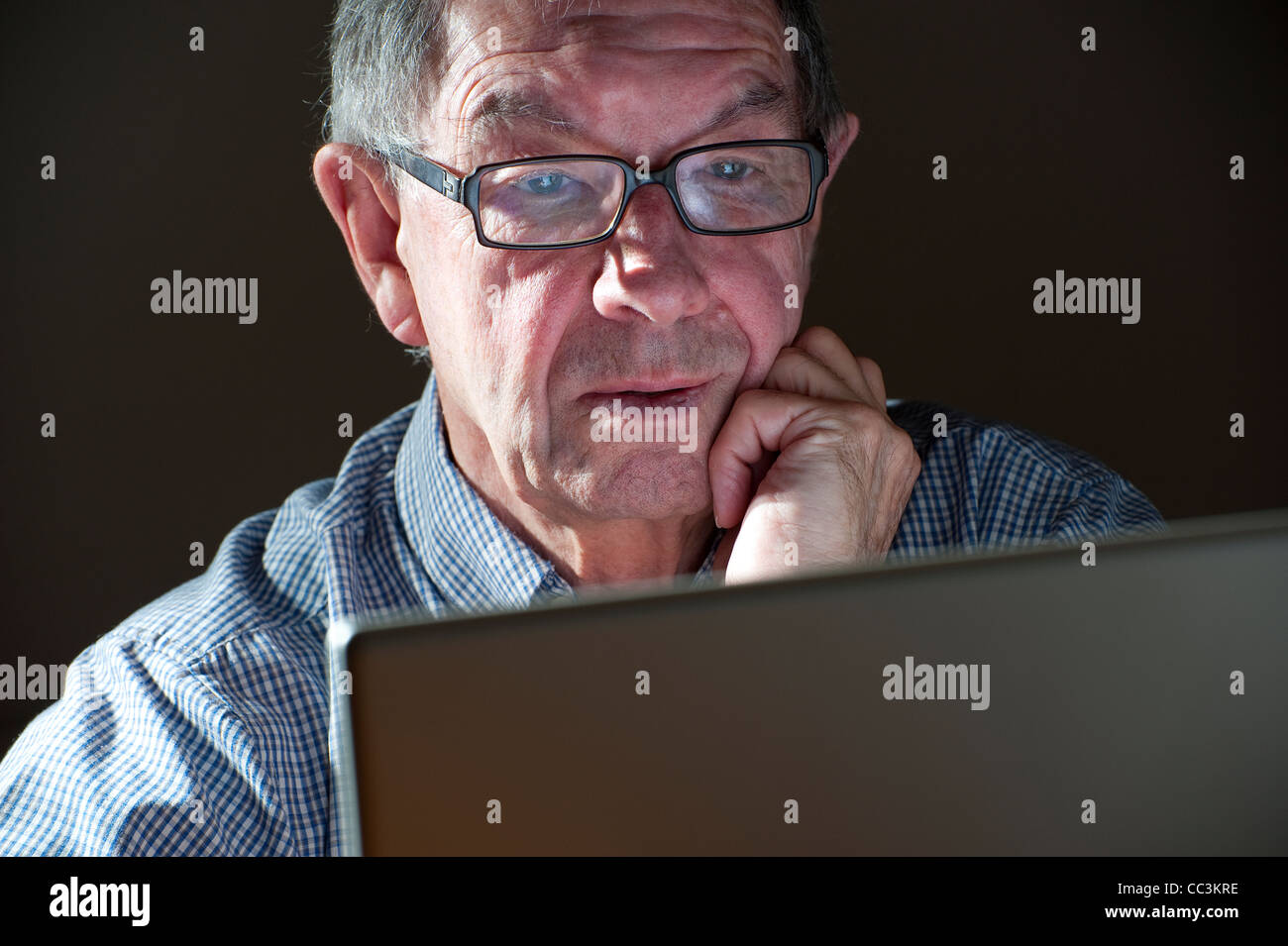 senior male using laptop computer Stock Photo - Alamy