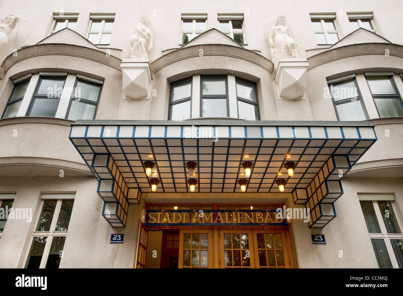 Österreich, Wien 10, Favoriten, Reumannplatz, Amalienbad, Haupteingang ...