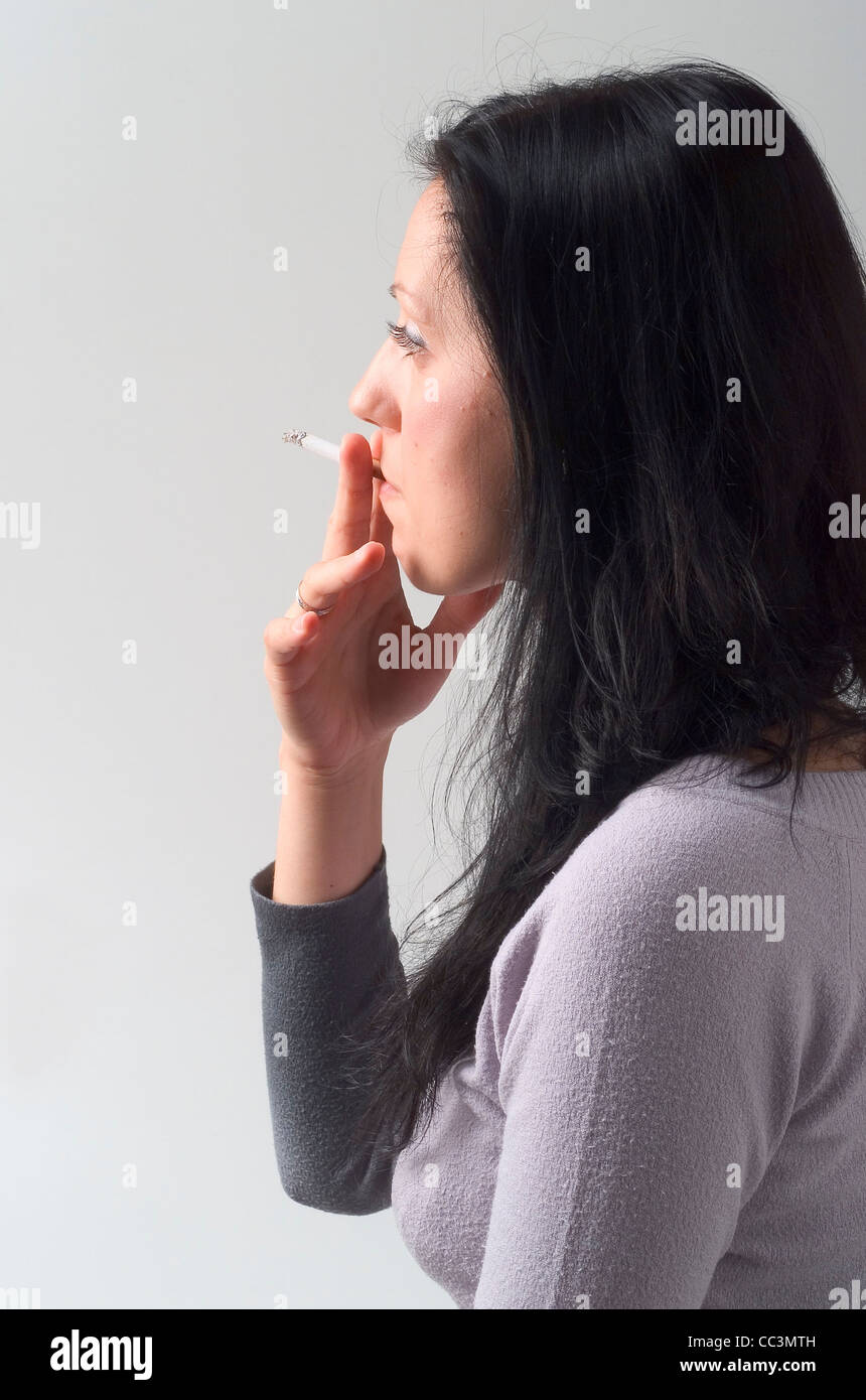 Women who smoke hi-res stock photography and images - Alamy