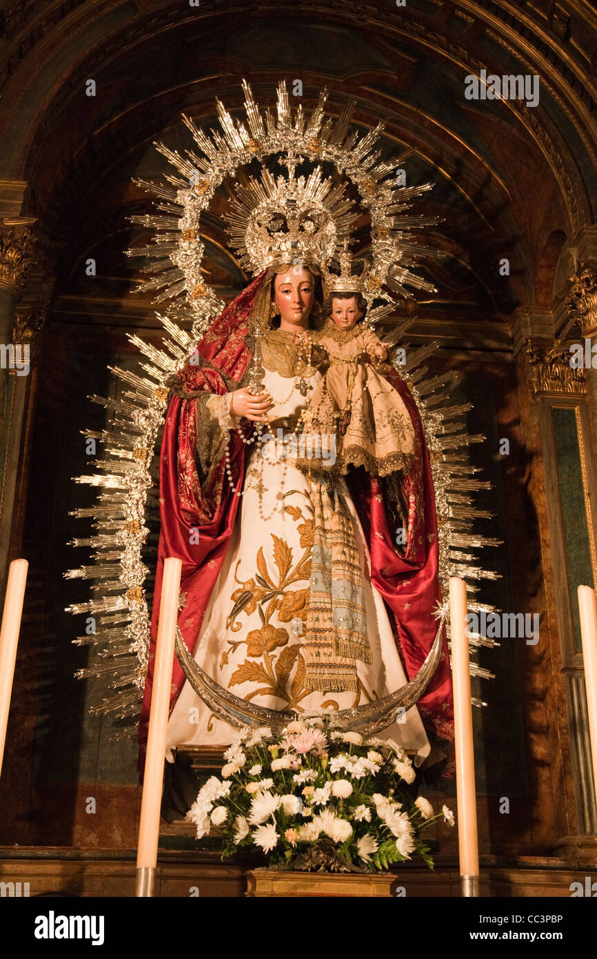 Virgin mary holding baby jesus hi-res stock photography and images - Alamy