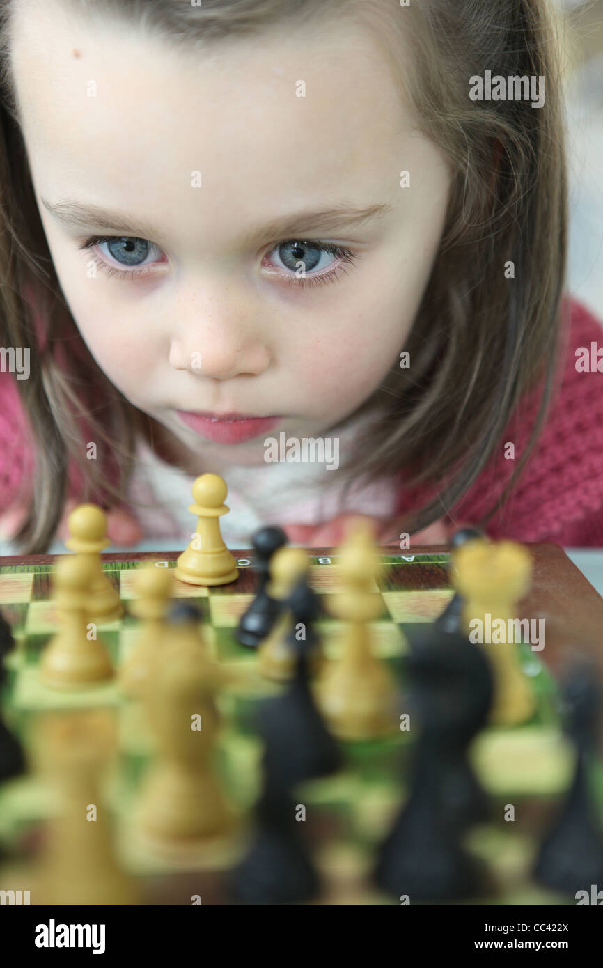Little girl playing chess Stock Photo - Alamy