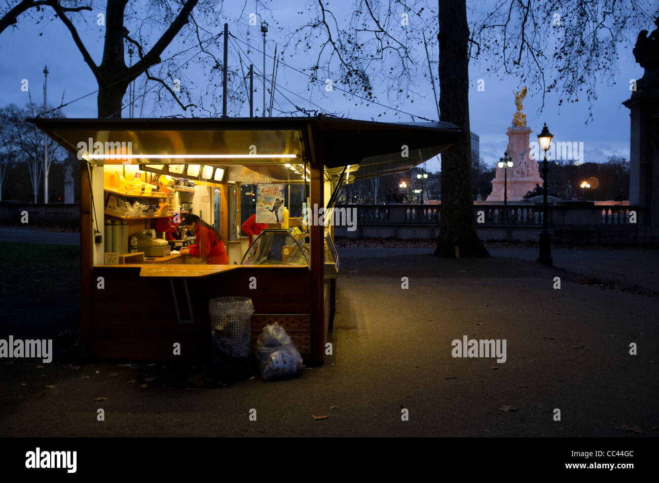 Cafe / Takeaway / Fast food counter near Buckingham Palace Stock Photo ...