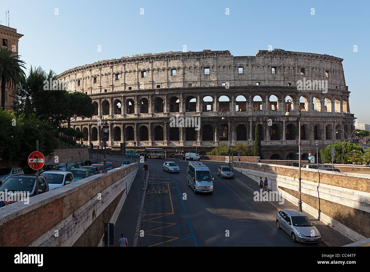 Rome Colosseum and traffic Stock Photo - Alamy