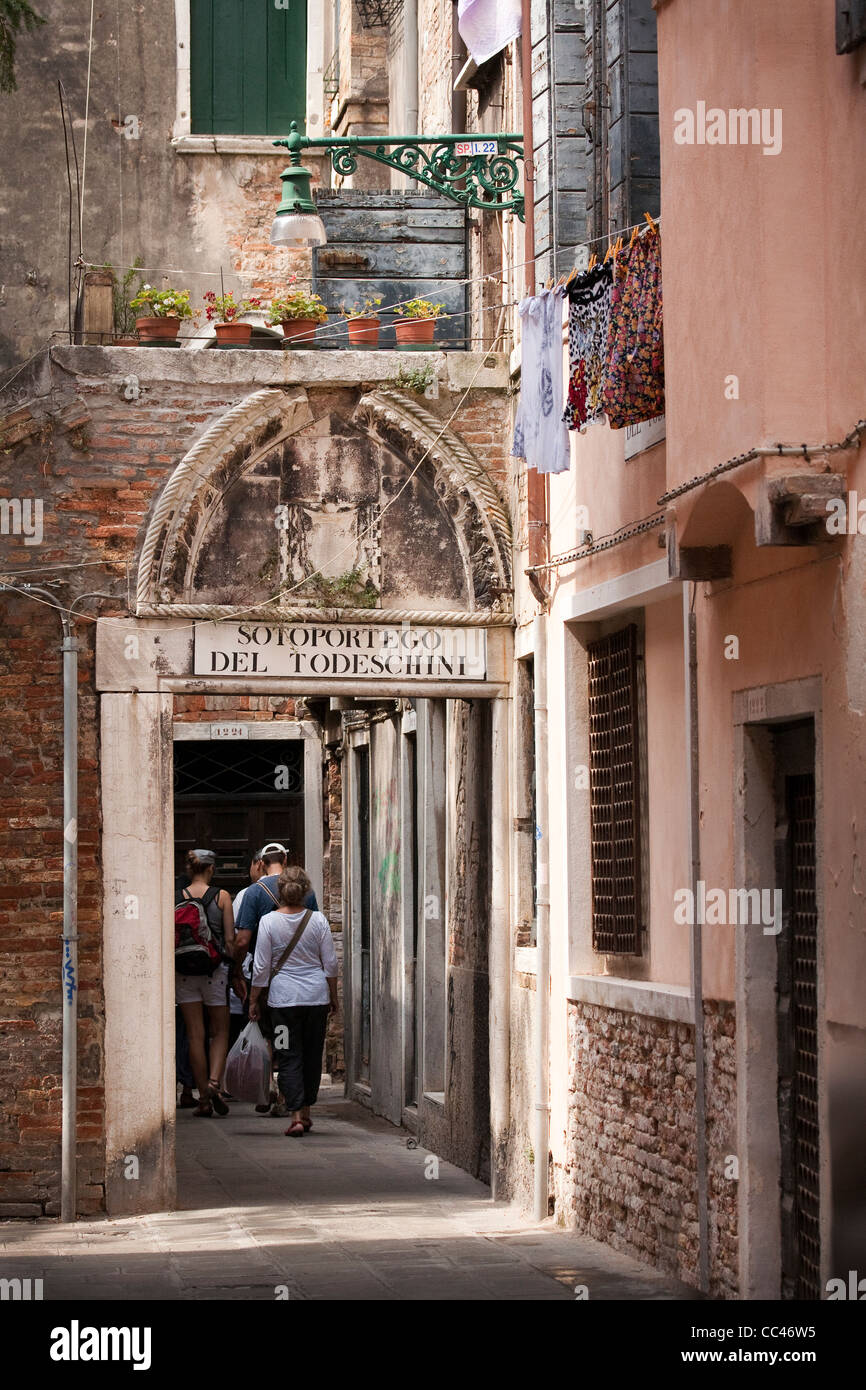Italian street scenes hi-res stock photography and images - Alamy