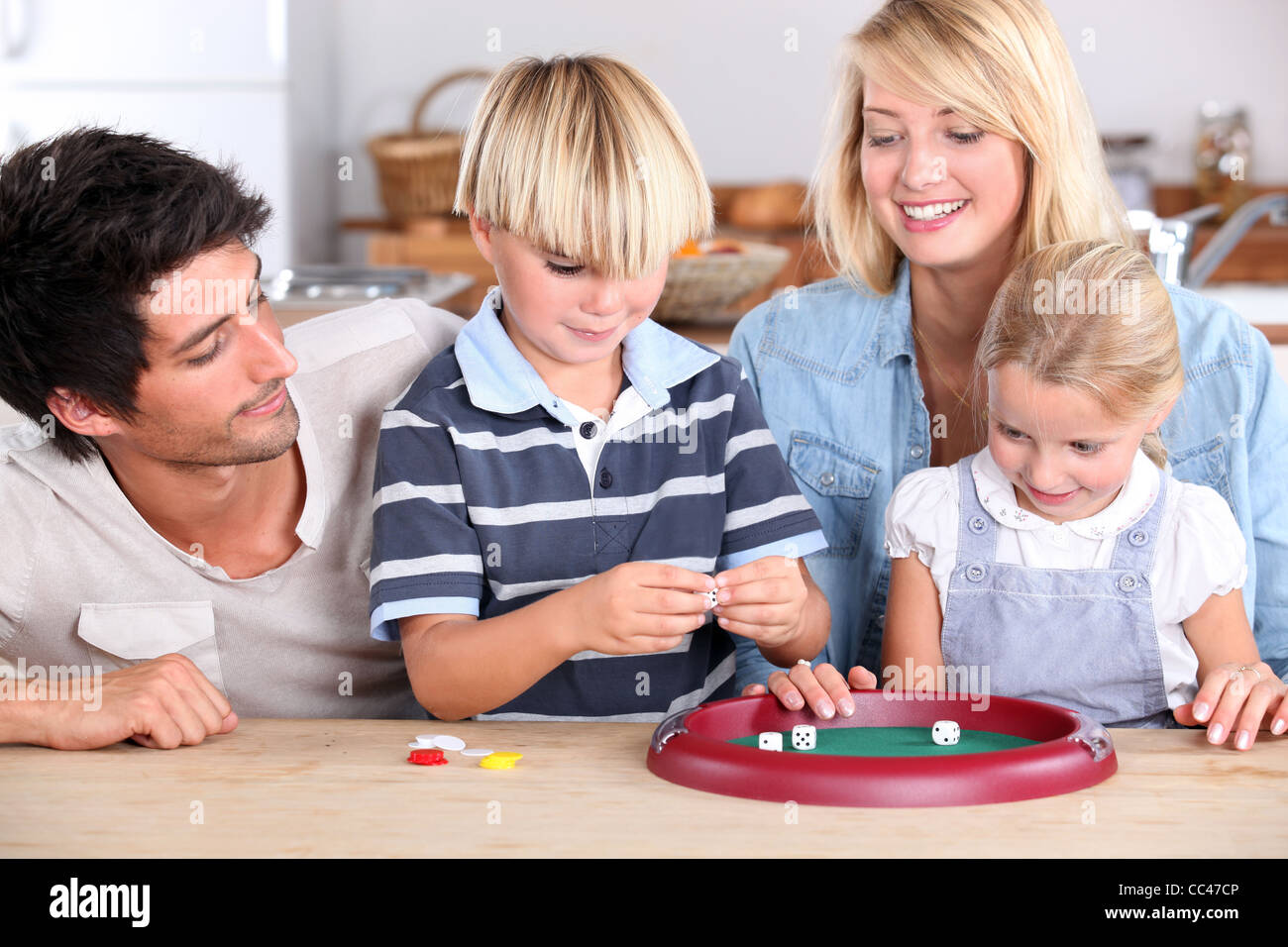 Family gathered at dining table hi-res stock photography and images - Alamy