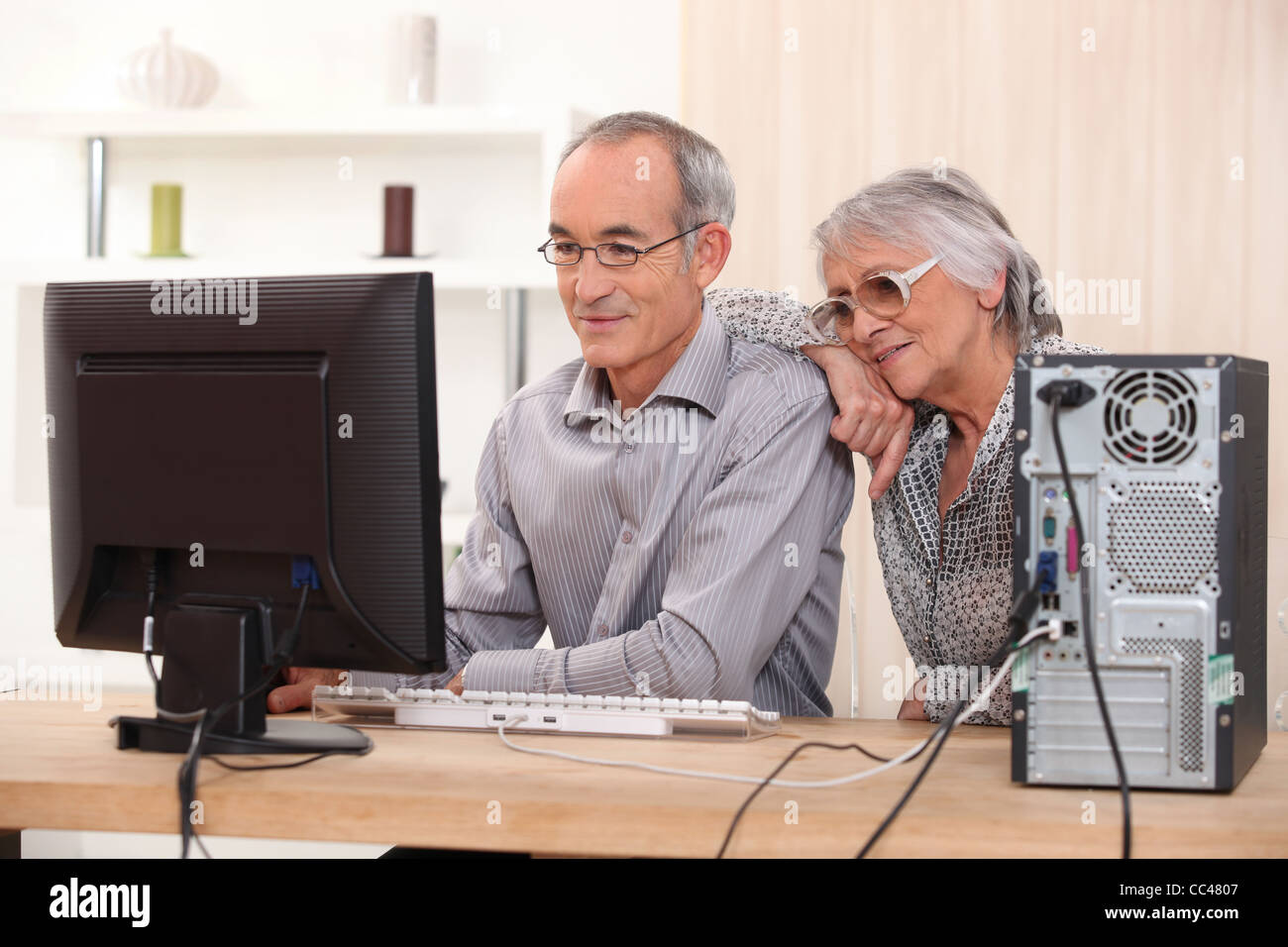Seniors learning computer skills hi-res stock photography and images ...
