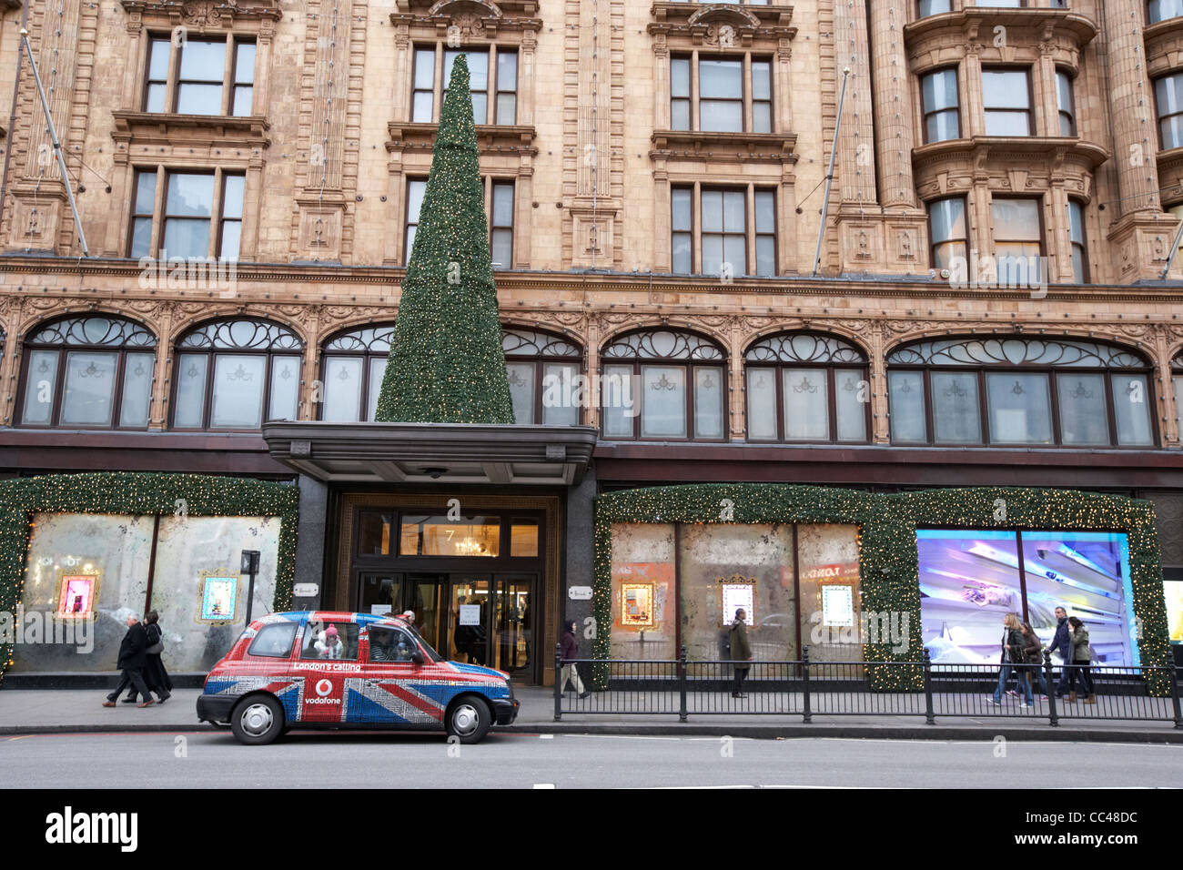 london cab outside Harrods store brompton road knightsbridge London ...