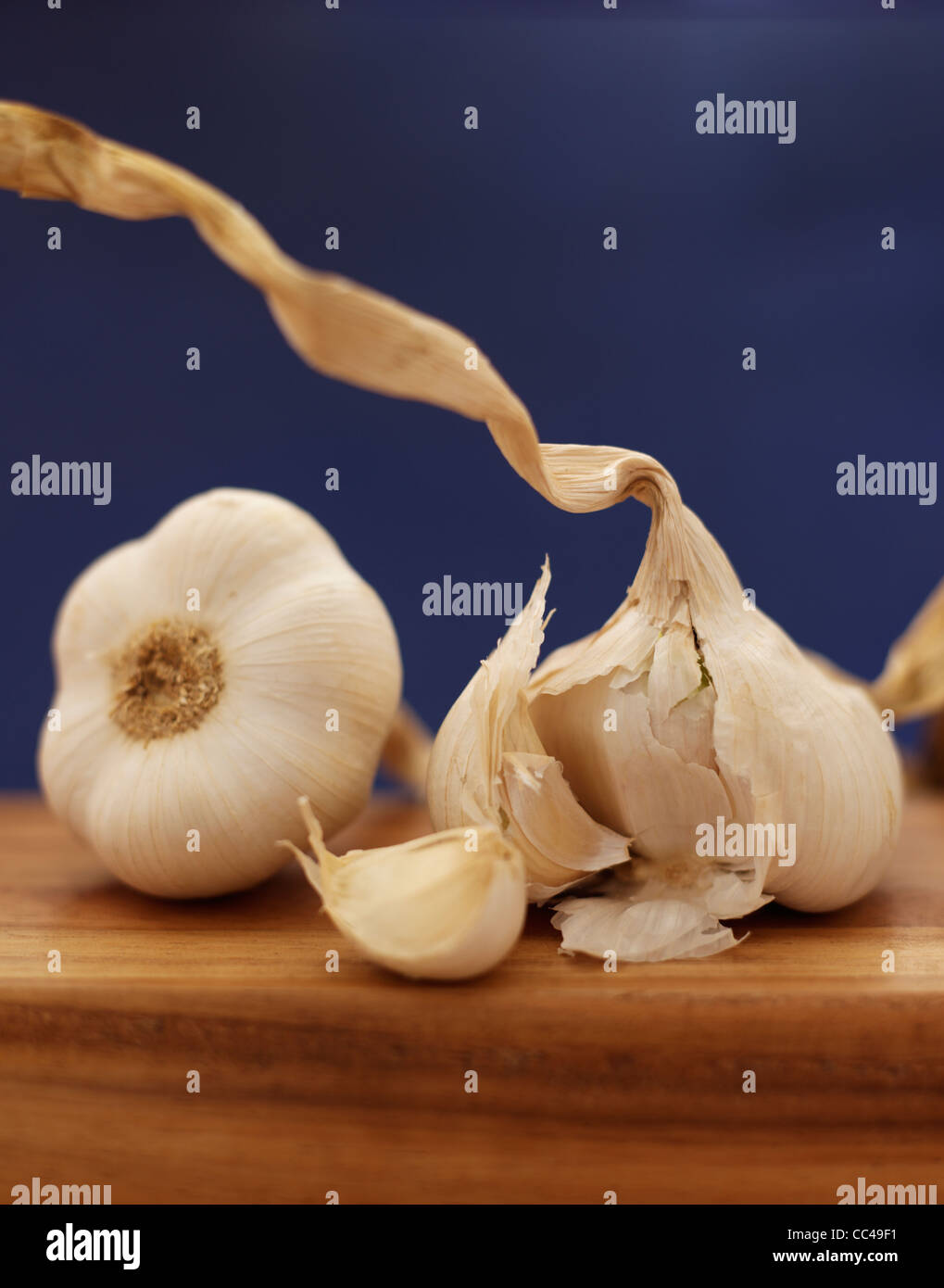 Broken garlic hi-res stock photography and images - Alamy