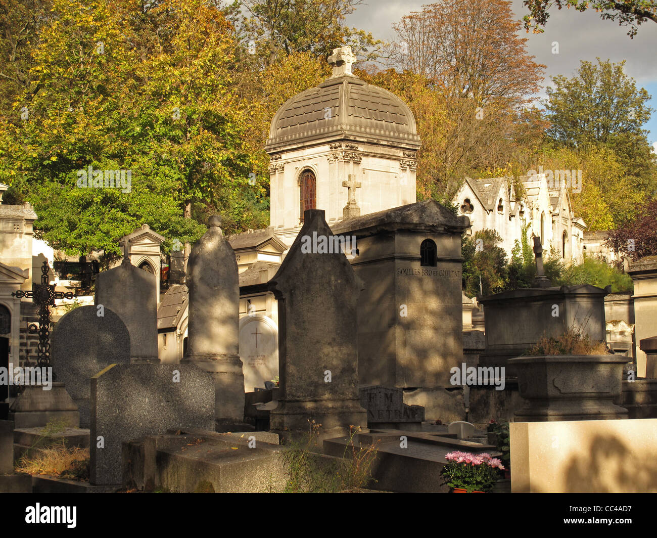 Is the largest cemetery of paris hi-res stock photography and images ...