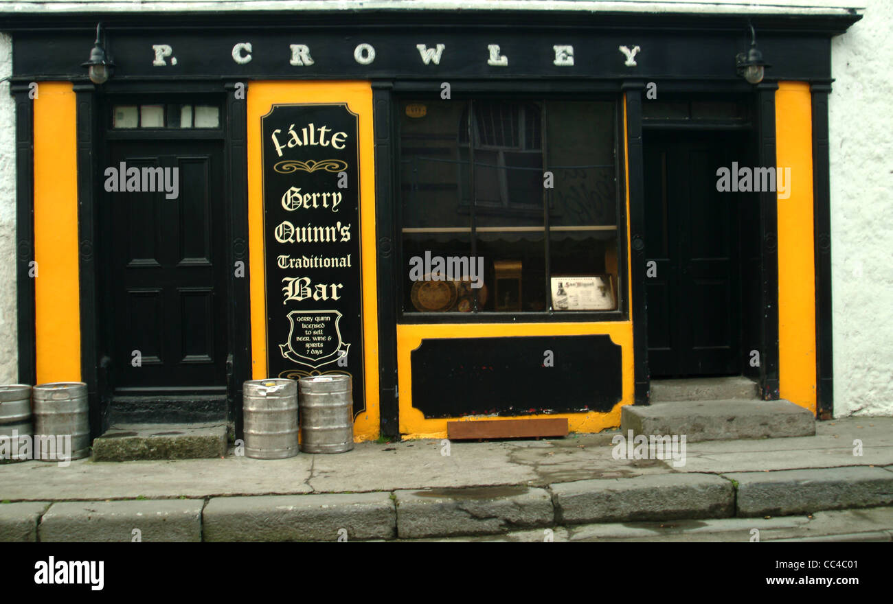 Front of pub hi-res stock photography and images - Alamy