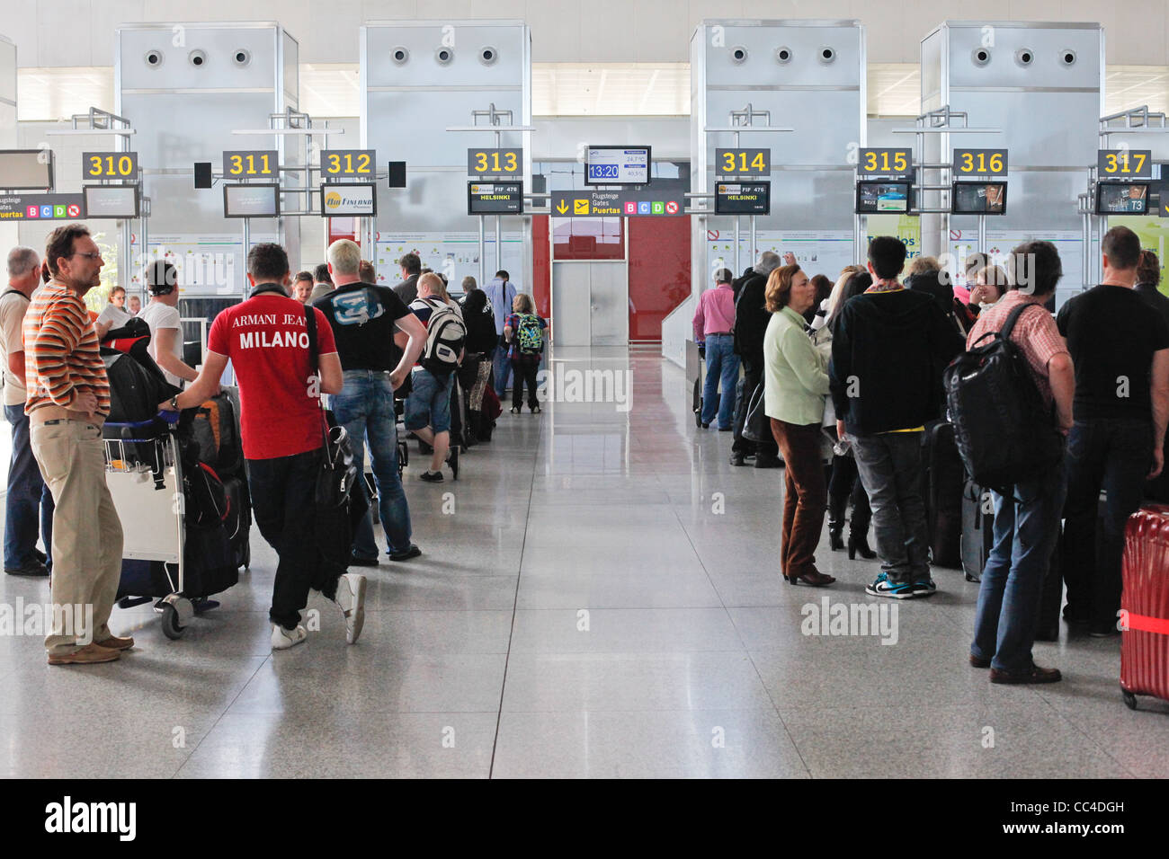 Airport check in hi-res stock photography and images - Alamy