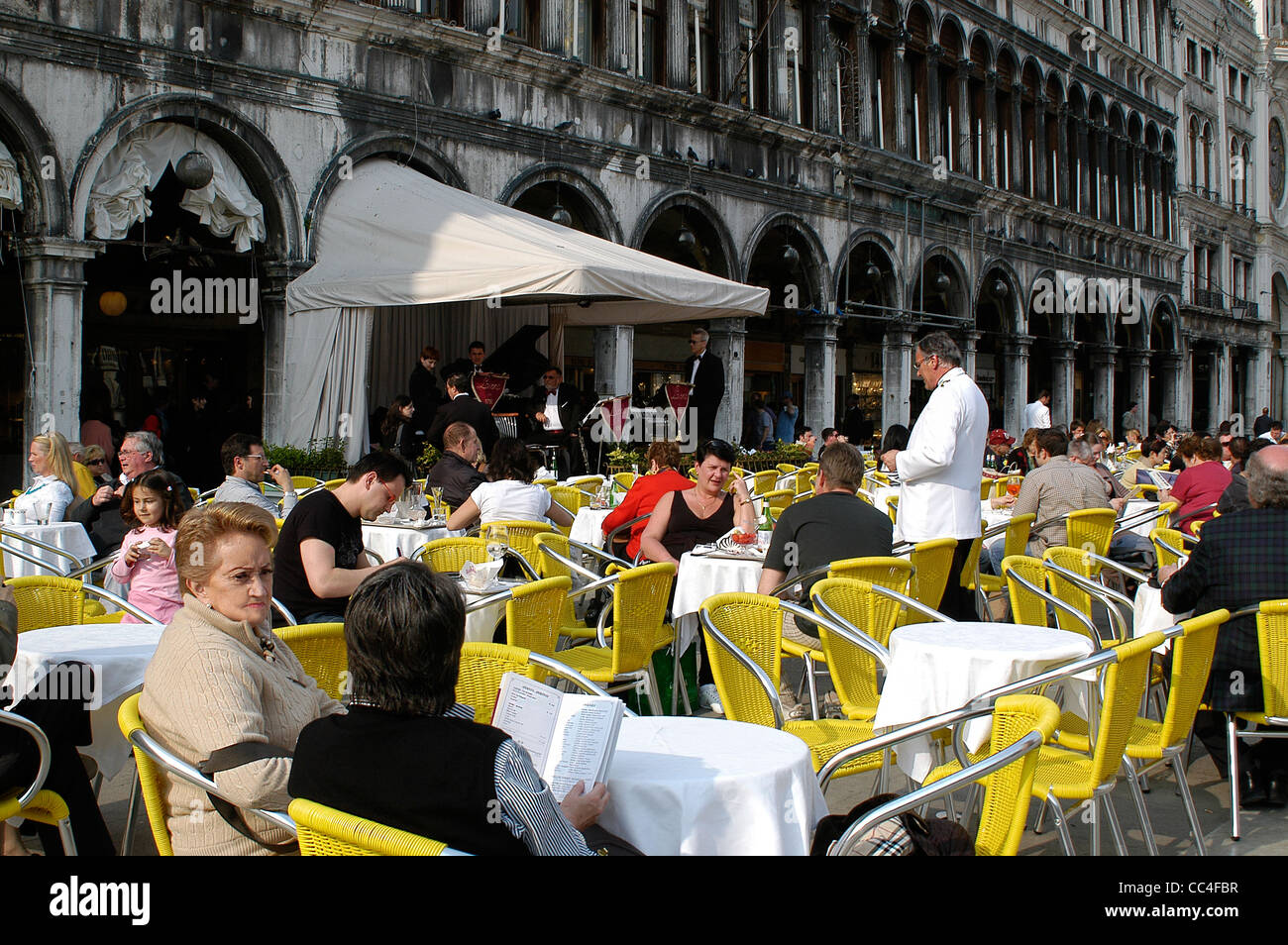 Tourists taking refreshments hi-res stock photography and images - Alamy