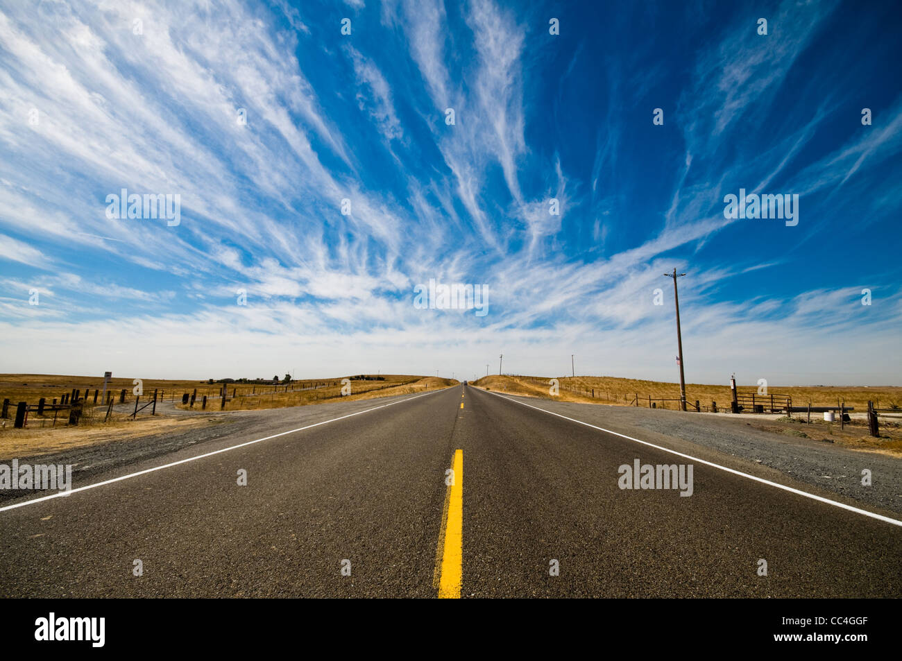 Straight road into distance and desert hi-res stock photography and ...