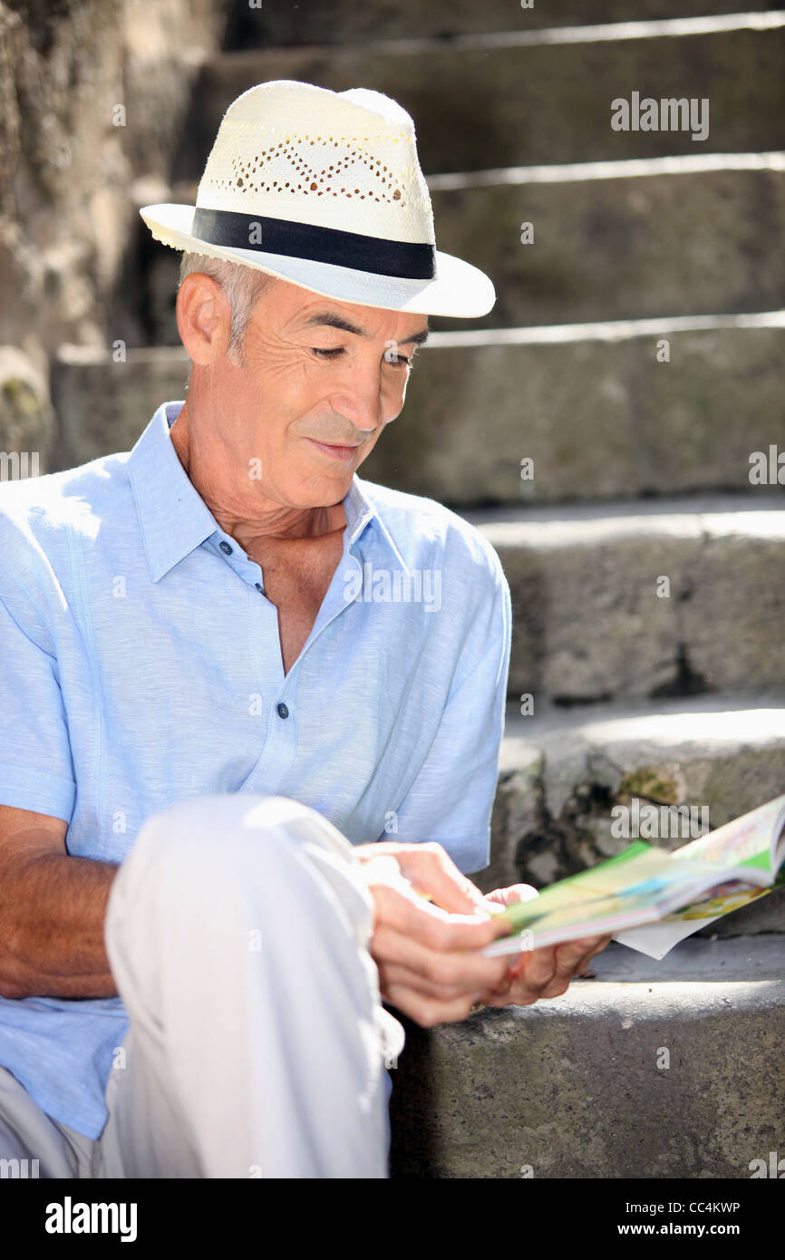 old man reading magazine Stock Photo - Alamy
