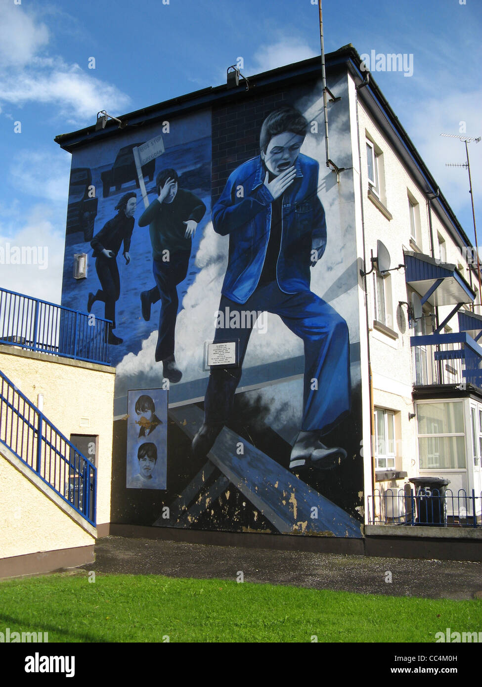 Murals in Free Derry in Londonderry in Northern Ireland Stock Photo - Alamy