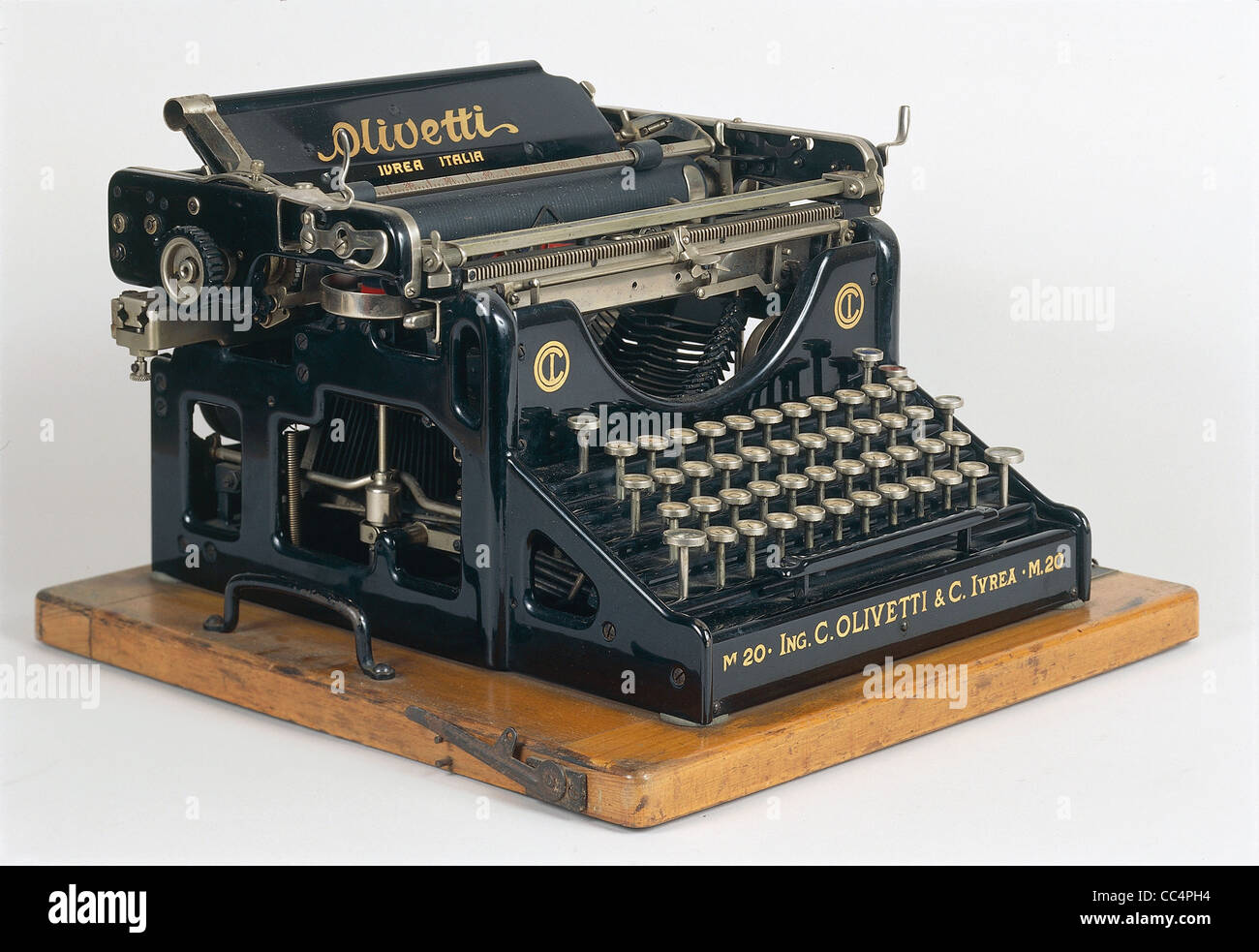 Italian 20th Century - Typewriter Olivetti M20 Standard Manual. 1920 Stock Photo - Alamy
