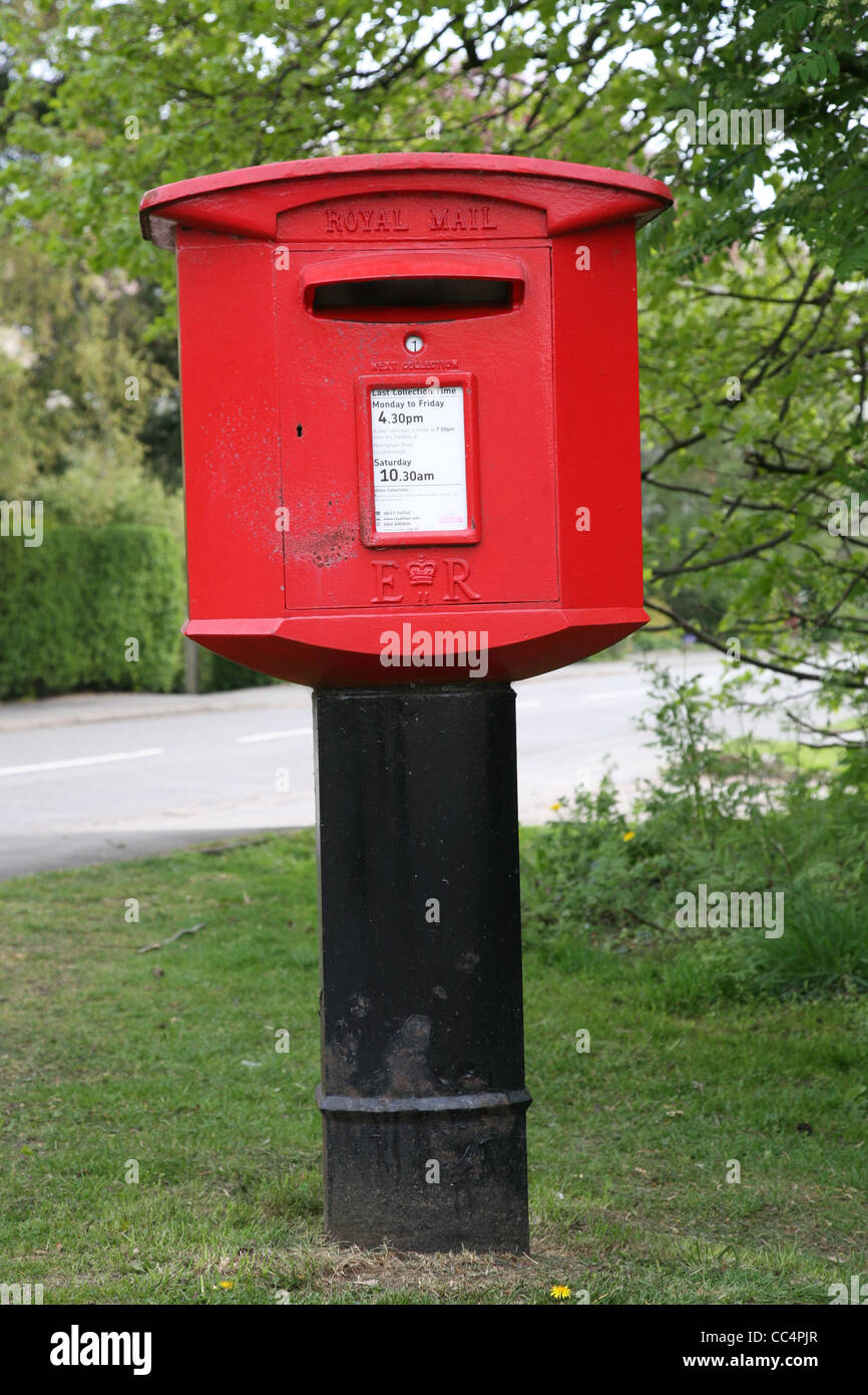 Royal mail post box hi-res stock photography and images - Alamy