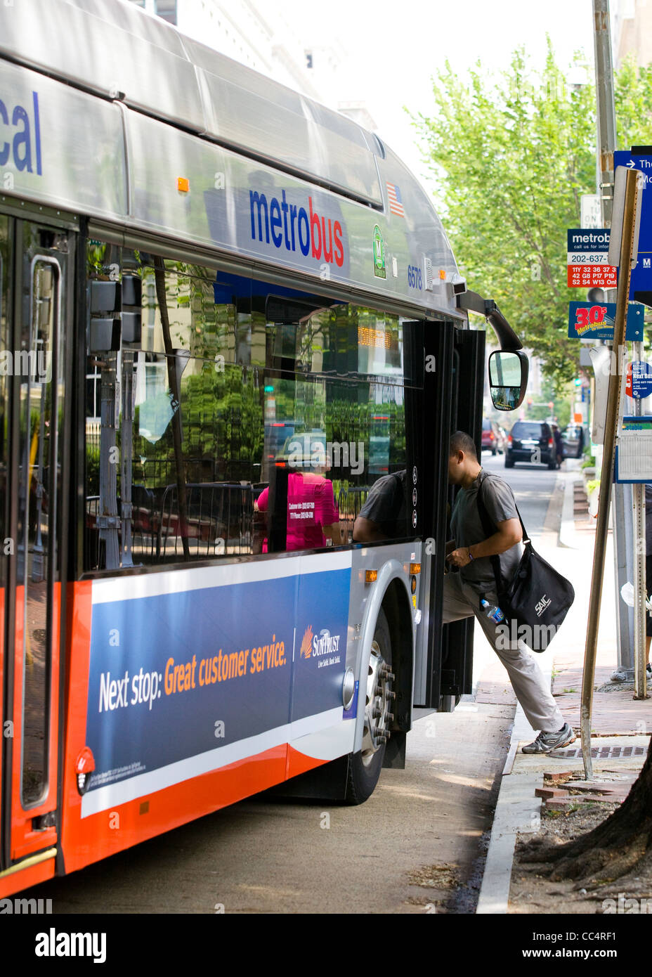 Man boarding Metrobus - Washington, DC USA Stock Photo - Alamy