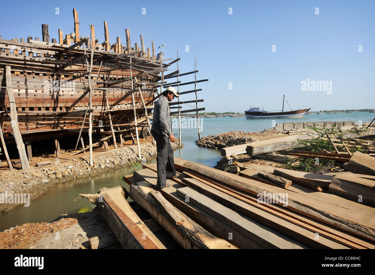 Traditional wooden dhow building in Kutch, India Stock Photo - Alamy