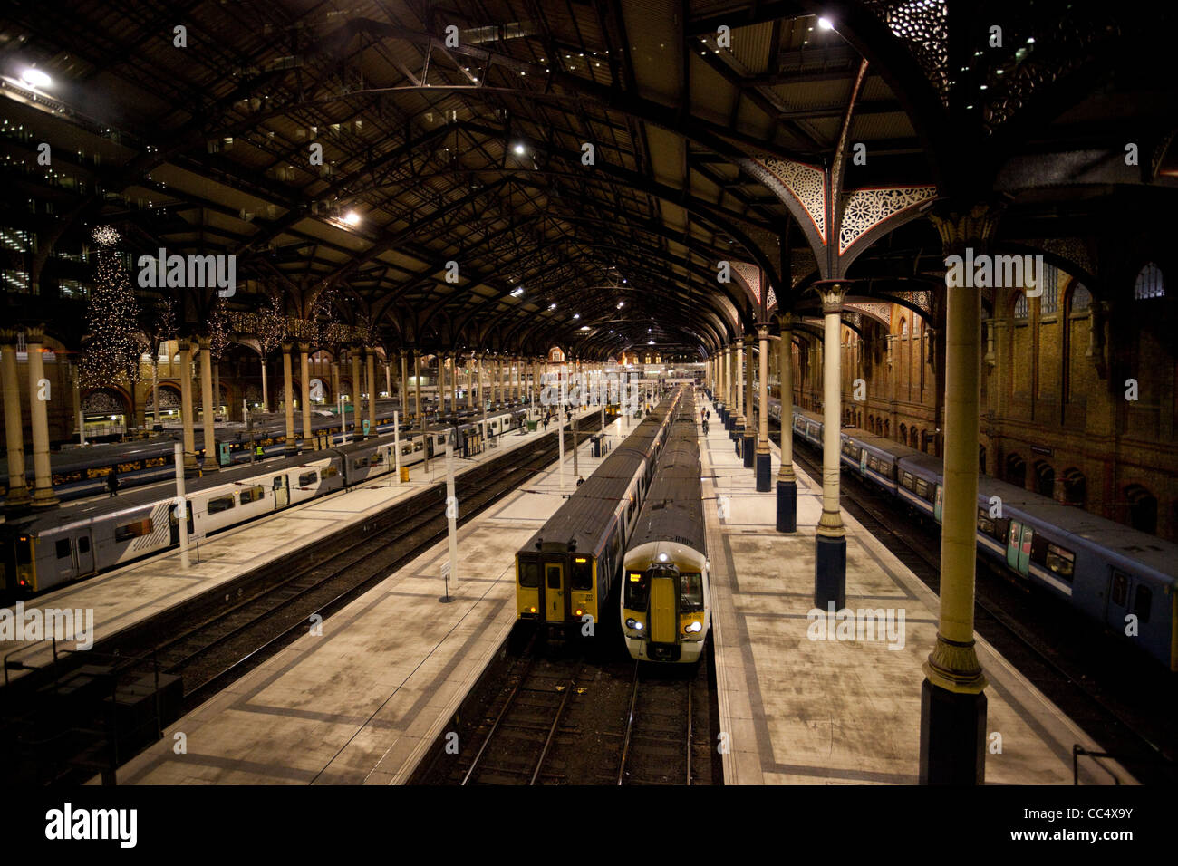 Platforms inside liverpool street station hi-res stock photography and ...