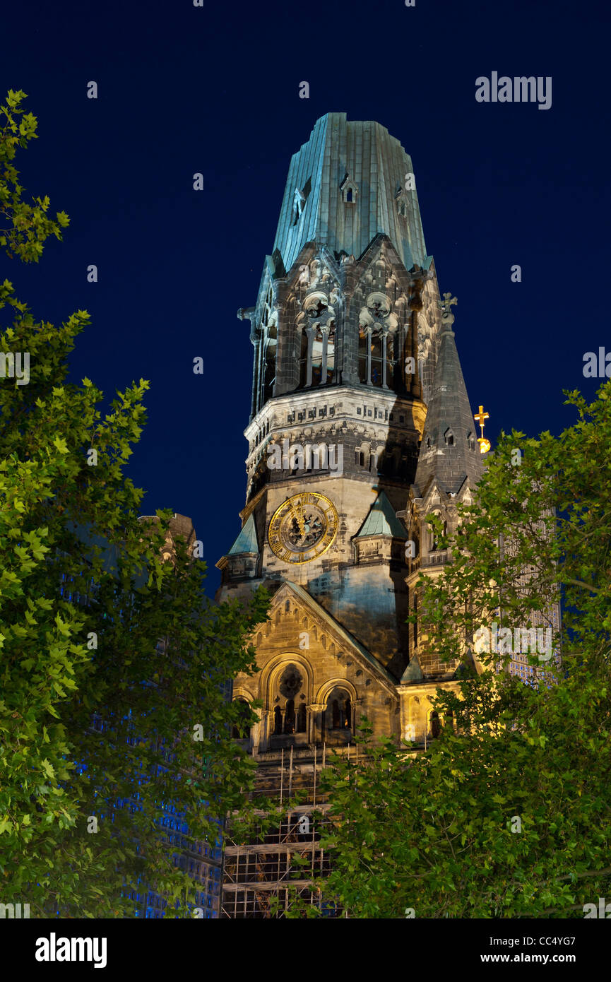 Kaiser-Wilhelm Memorial Church tower in Berlin illuminated at night ...