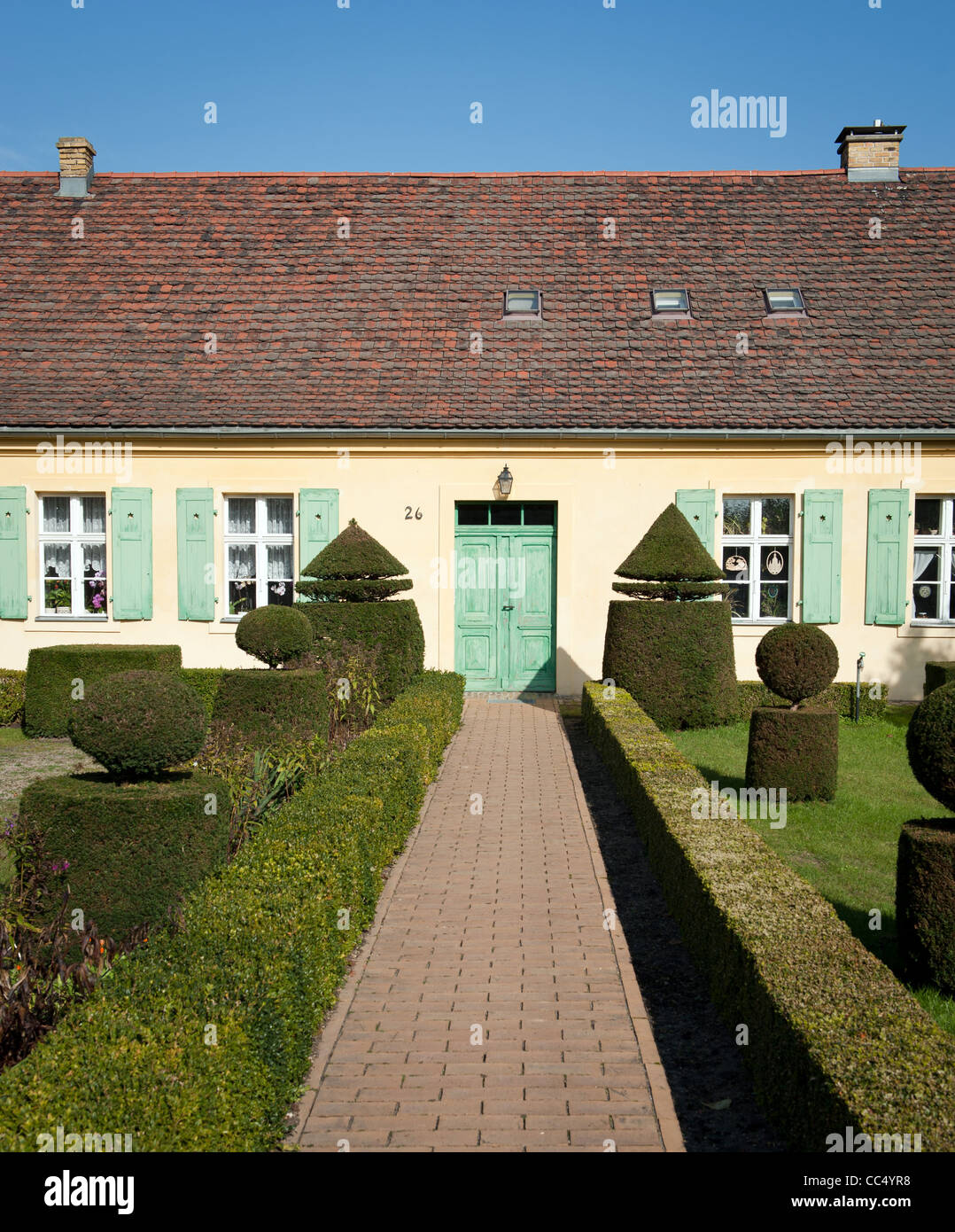 Entrance house path way hi-res stock photography and images - Alamy