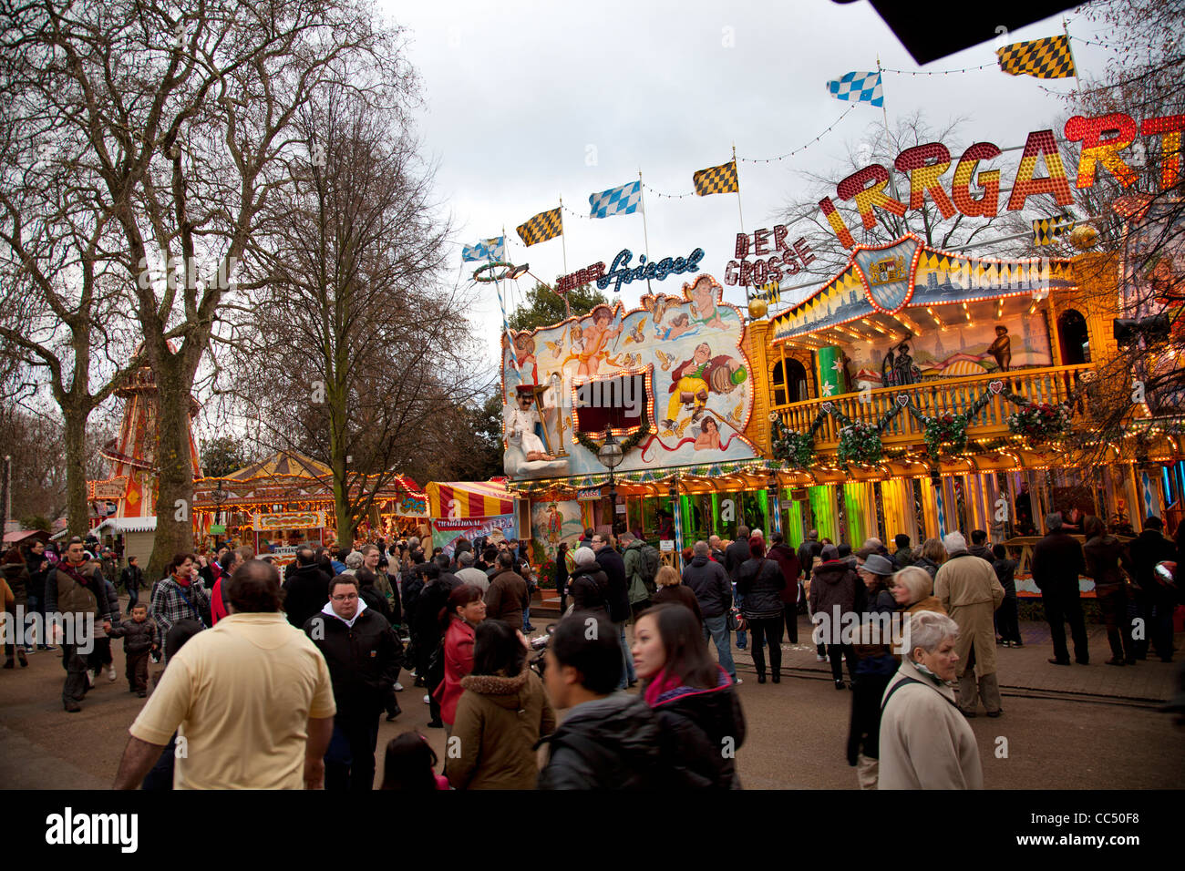 Hall of mirrors funfair hi-res stock photography and images - Alamy