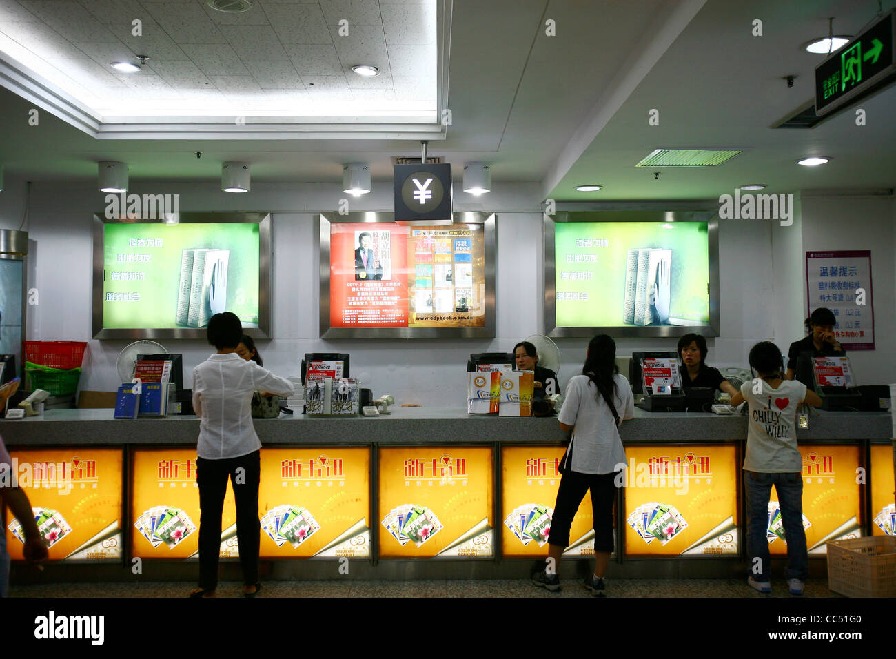 Bookstore cashier hi-res stock photography and images - Alamy