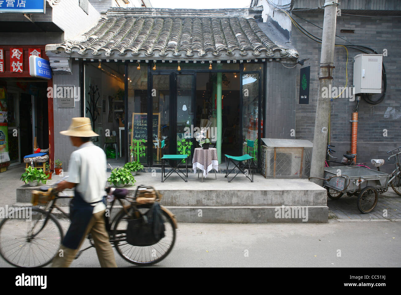 Walking at coffee bar hi-res stock photography and images - Alamy