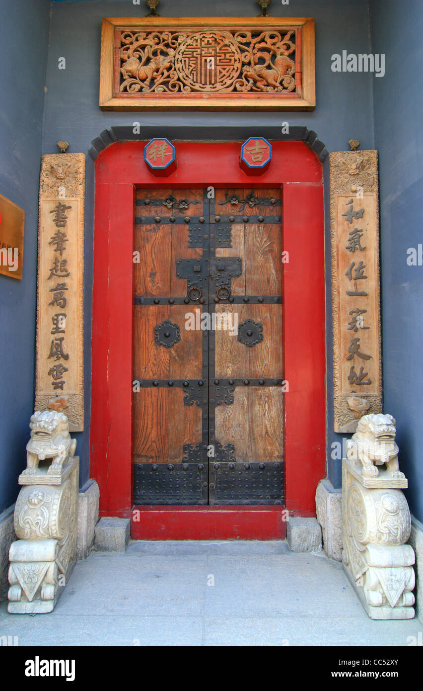 Traditional wooden door, Panjiayuan Antique Market, Beijing, China ...