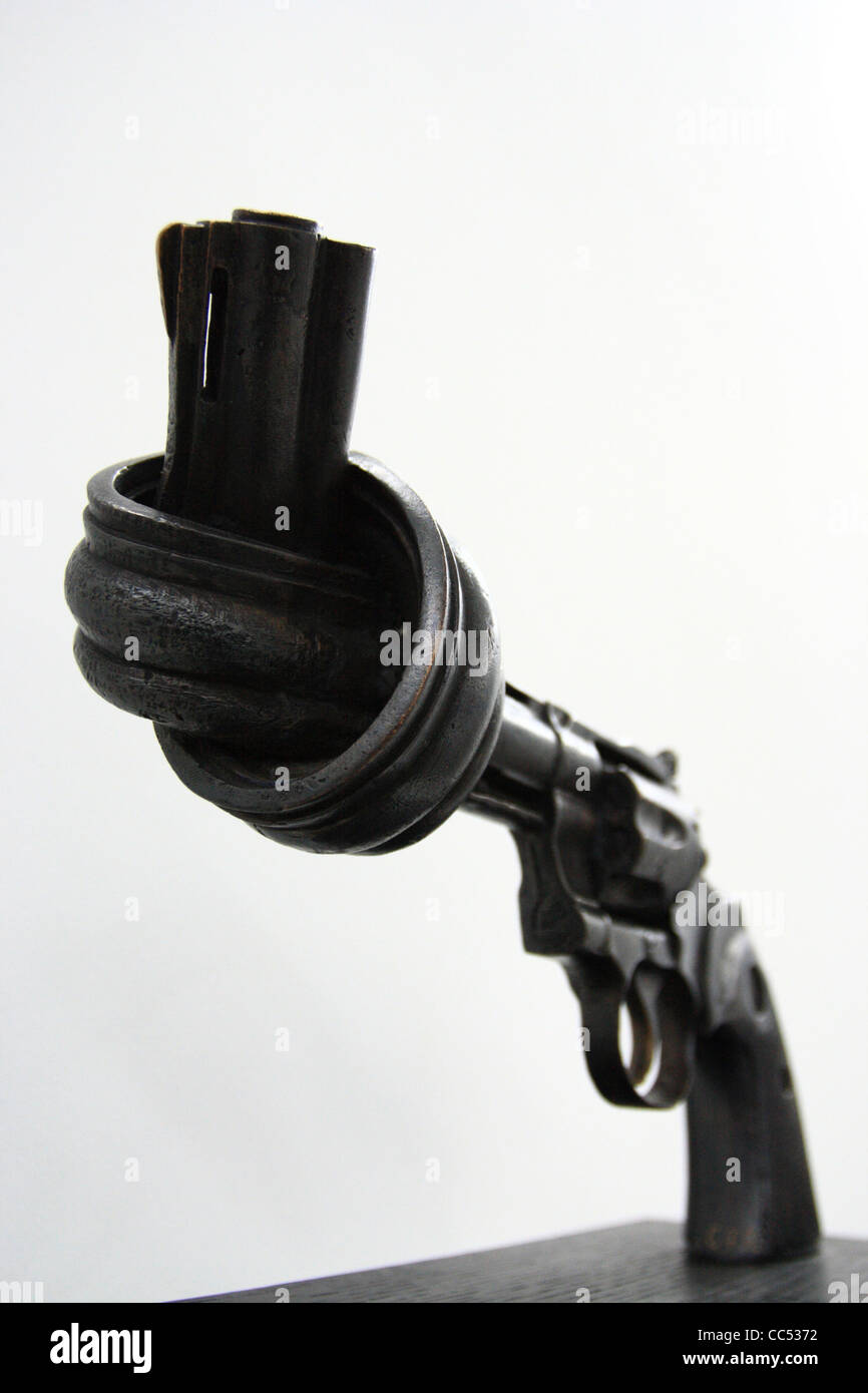 Gun statue hi-res stock photography and images - Alamy