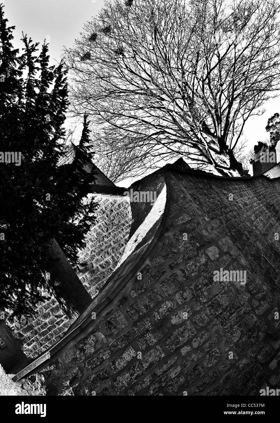 An old stone wall in the village of Geddington, Northamptonshire Stock ...