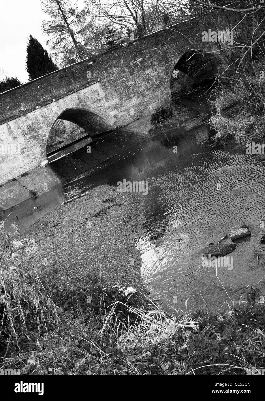 The River Ise passing under the bridge in Geddington, Northamptonshire ...