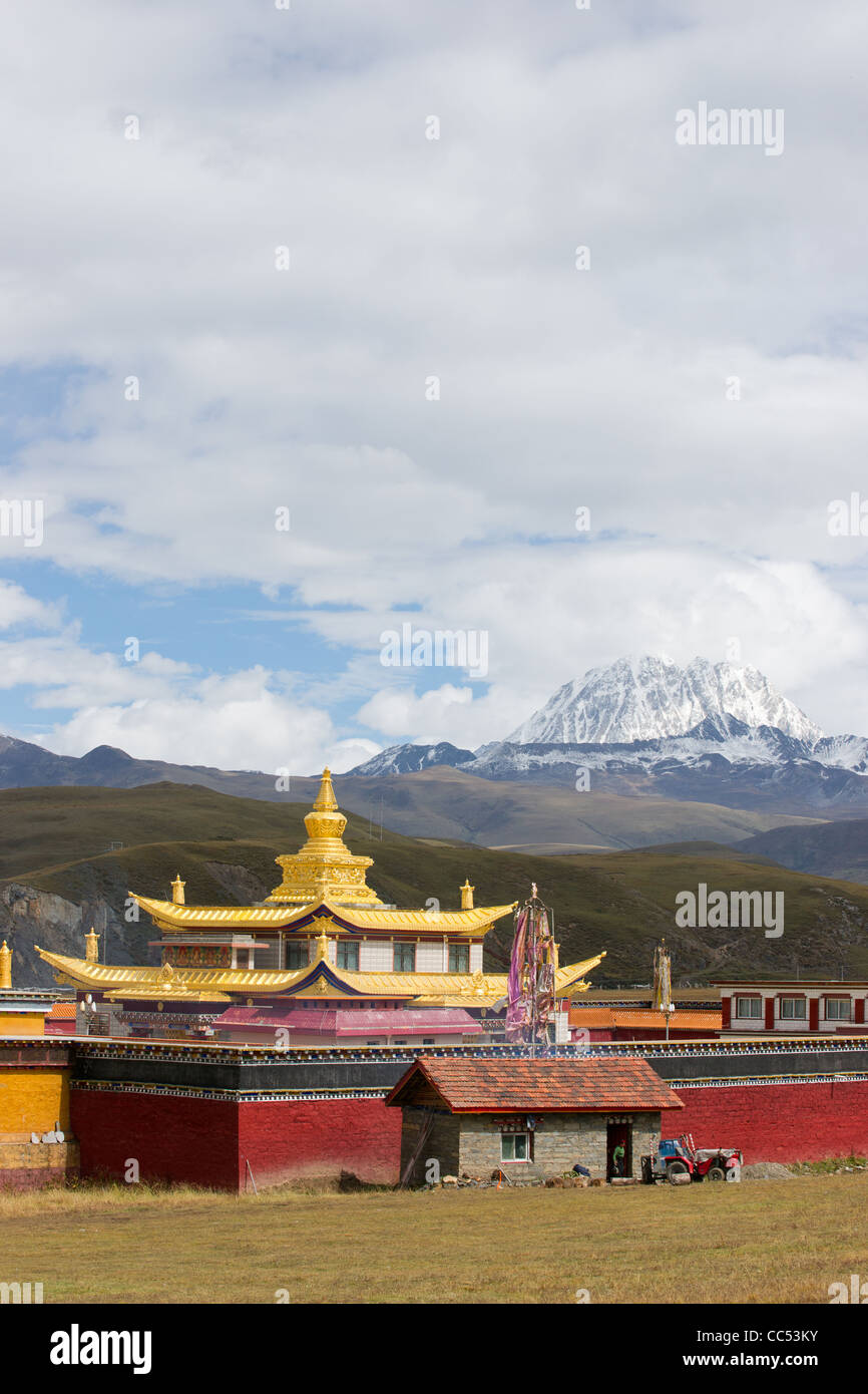 temple with yala snow mountain Stock Photo - Alamy