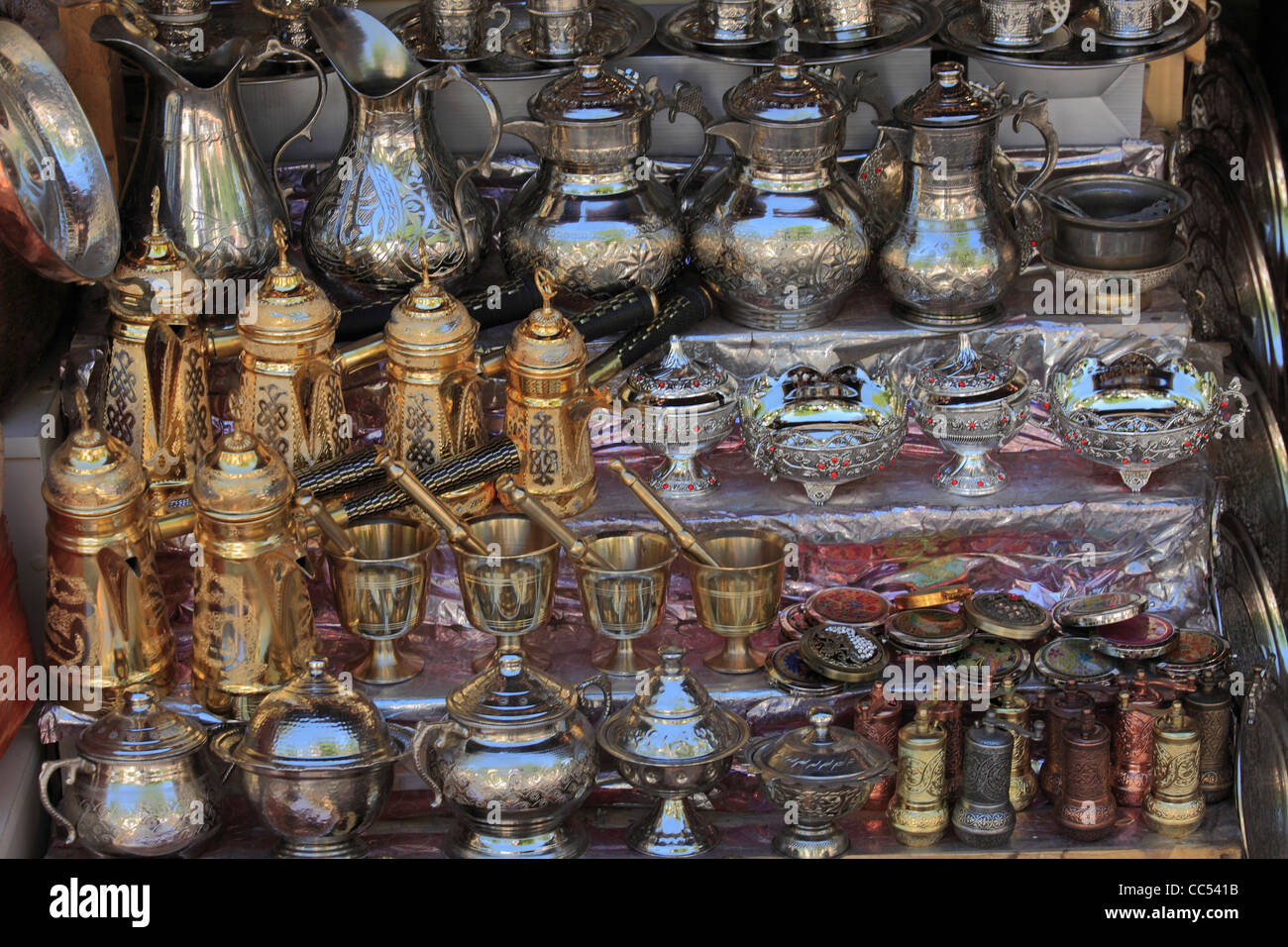 Turkey, Sanliurfa, bazaar, shop, metalware, handicraft Stock Photo - Alamy