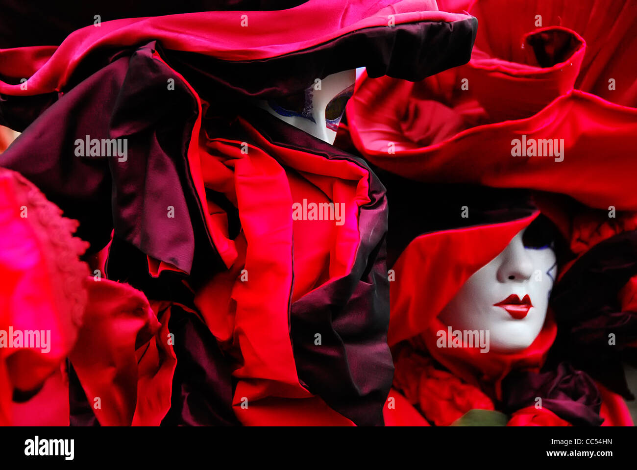 Venice carnival costume in red Stock Photo - Alamy